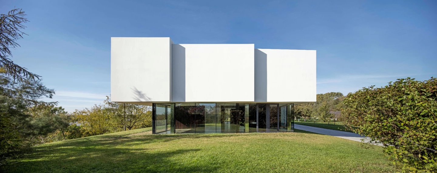 Remarkable By The Way House wraps its residents in a looping driveway
