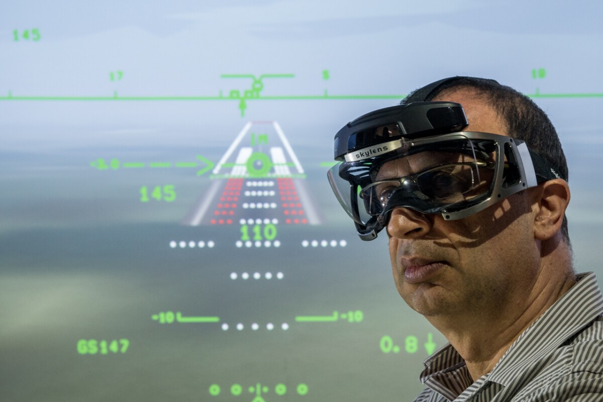 Skylens wearable HUD gives pilots augmented vision