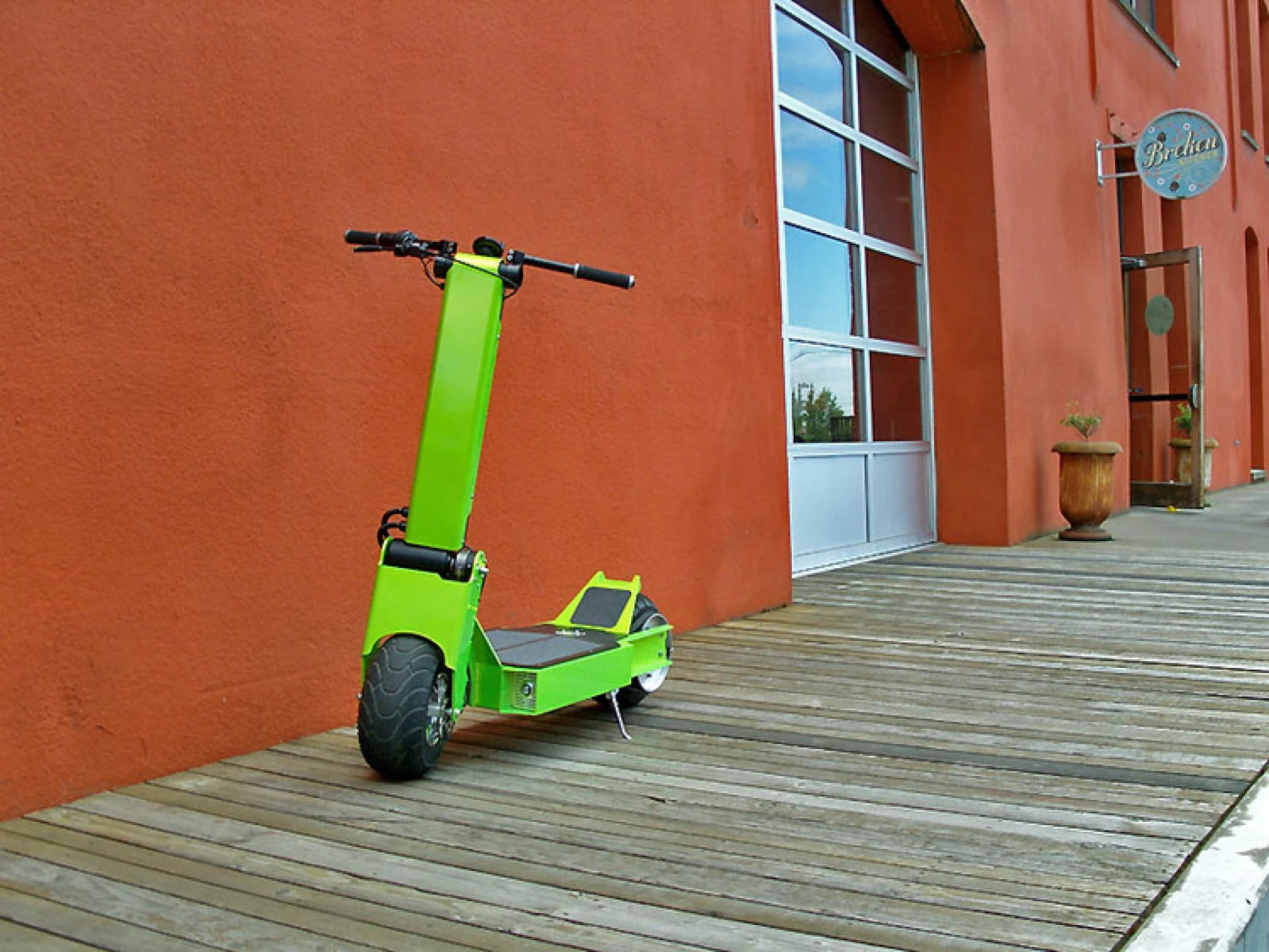 Rover electric scooter prepares to tackle road or dirt