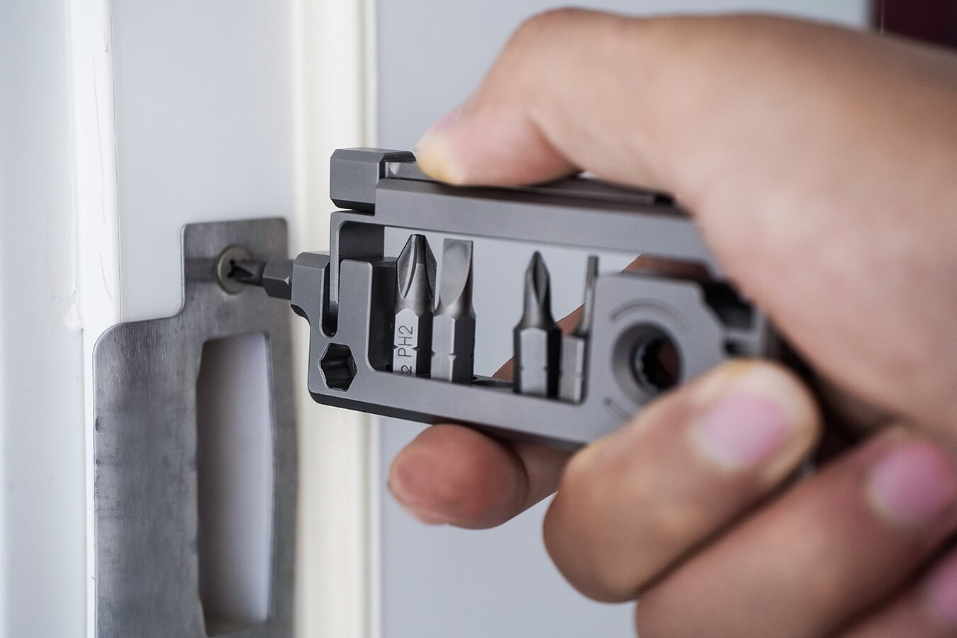 Magnetic ratchet multitool attacks daily jobs with quick-fold design
