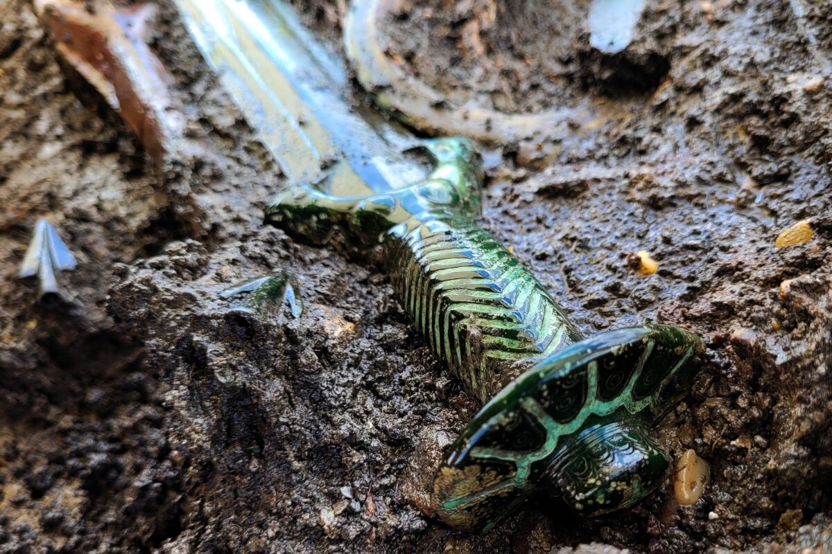 3,000-year-old sword a shining example of Bronze Age weaponry 3,000-year-old sword a shining example of Bronze Age weaponry
