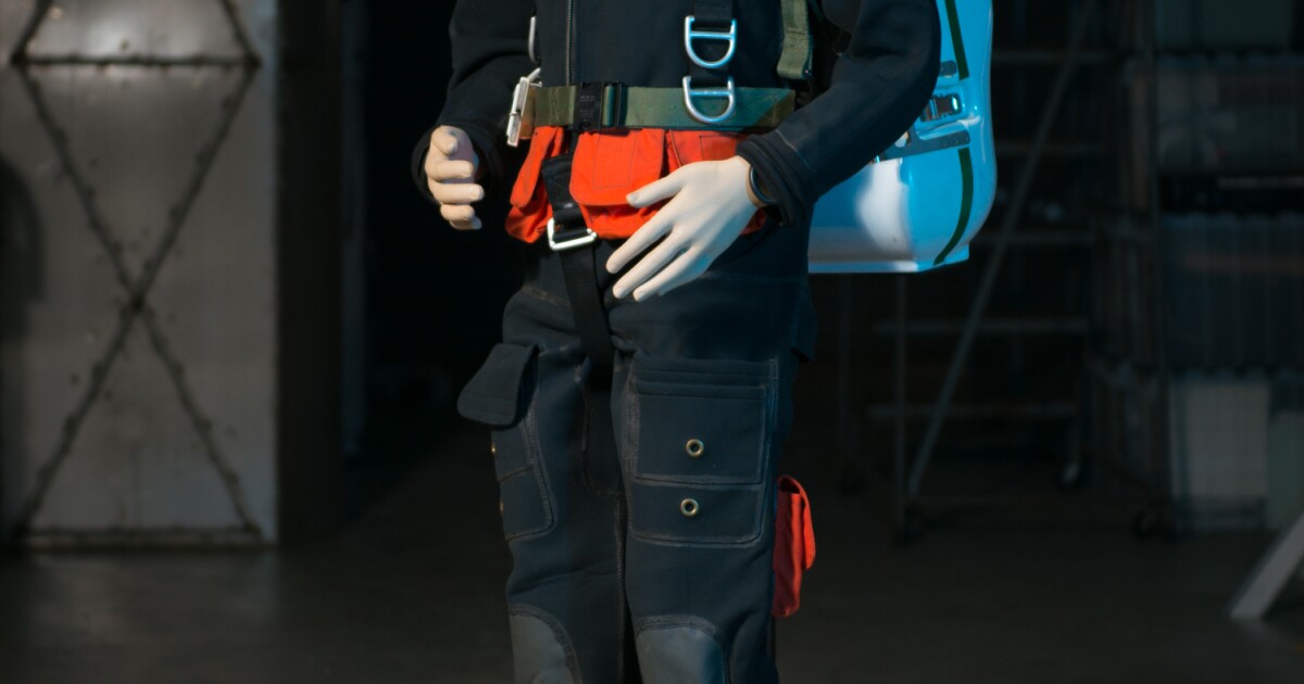 US Navy shows off helium-saving deep-dive suit