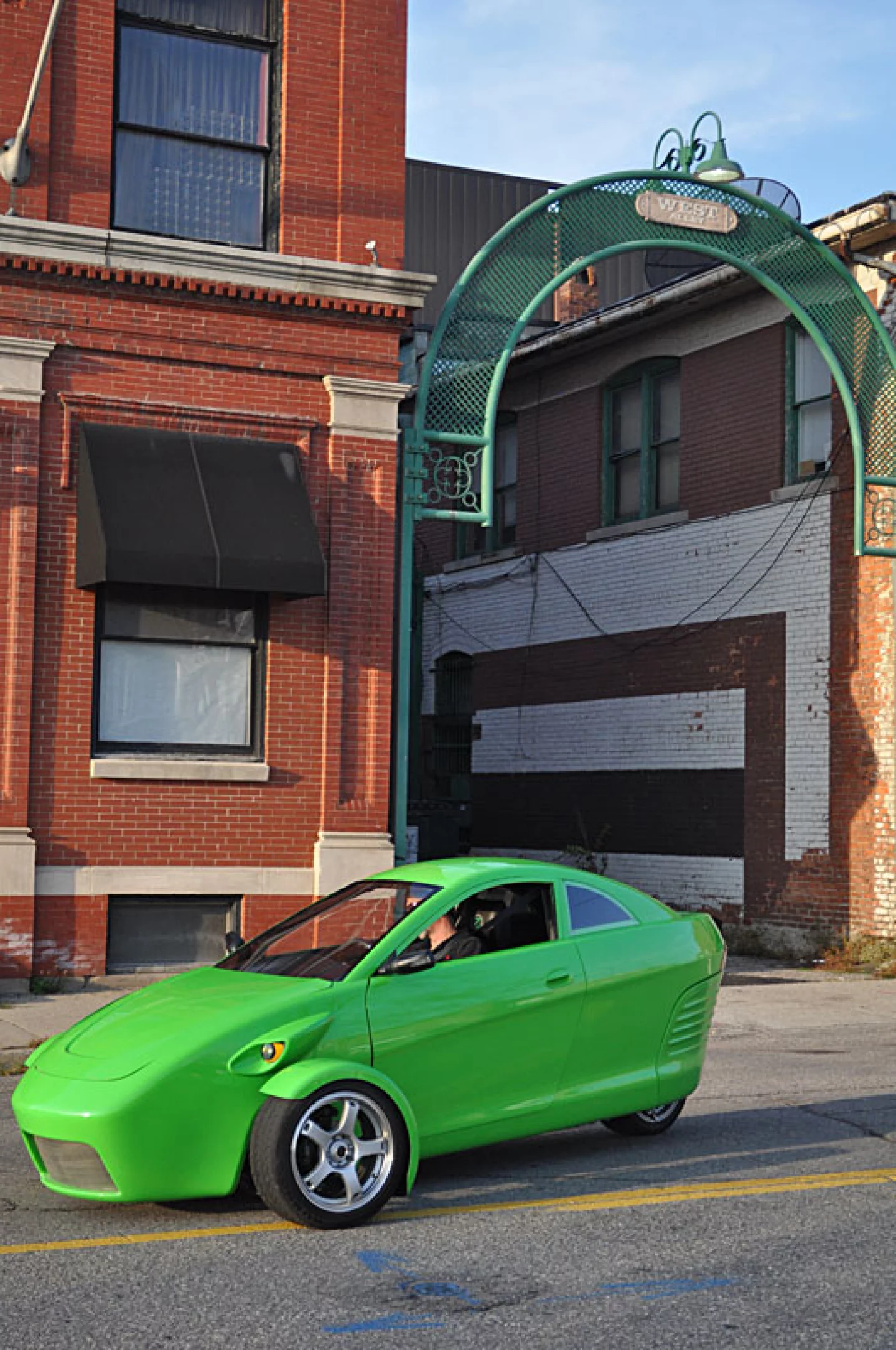 Elio Motors highlights its $7,000, 84-mpg 3-wheeled car
