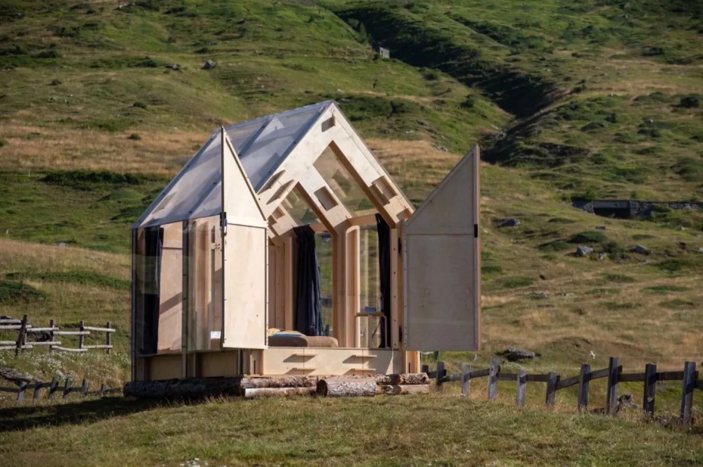 Transparent-roofed cabin offers glamping under the stars