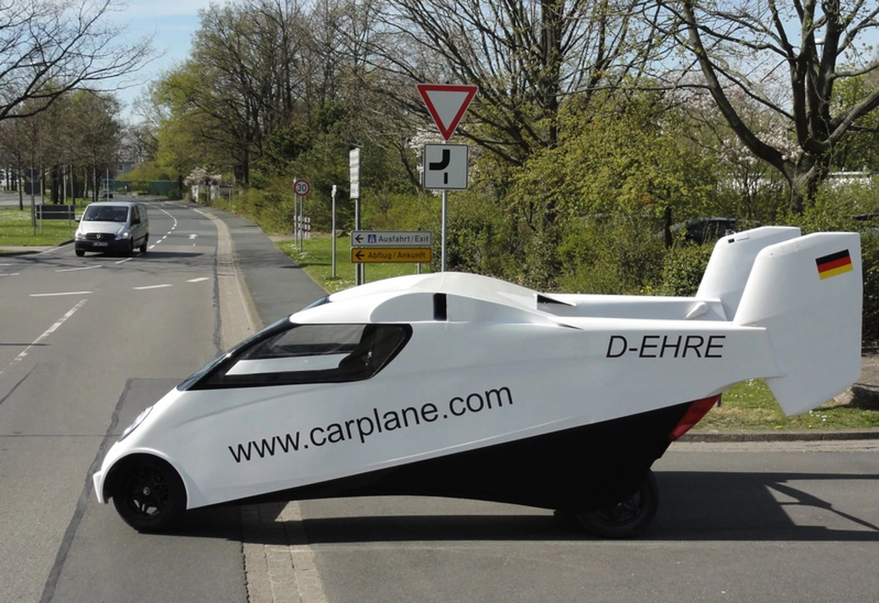 Twin-fuselage Carplane prototype makes public debut