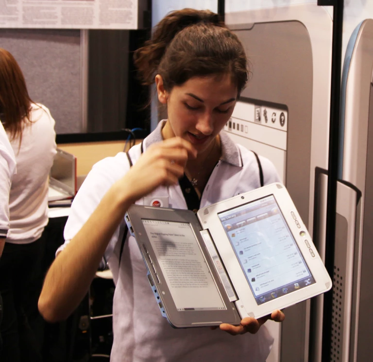 enTourage announces eDGe dual screen eBook reader