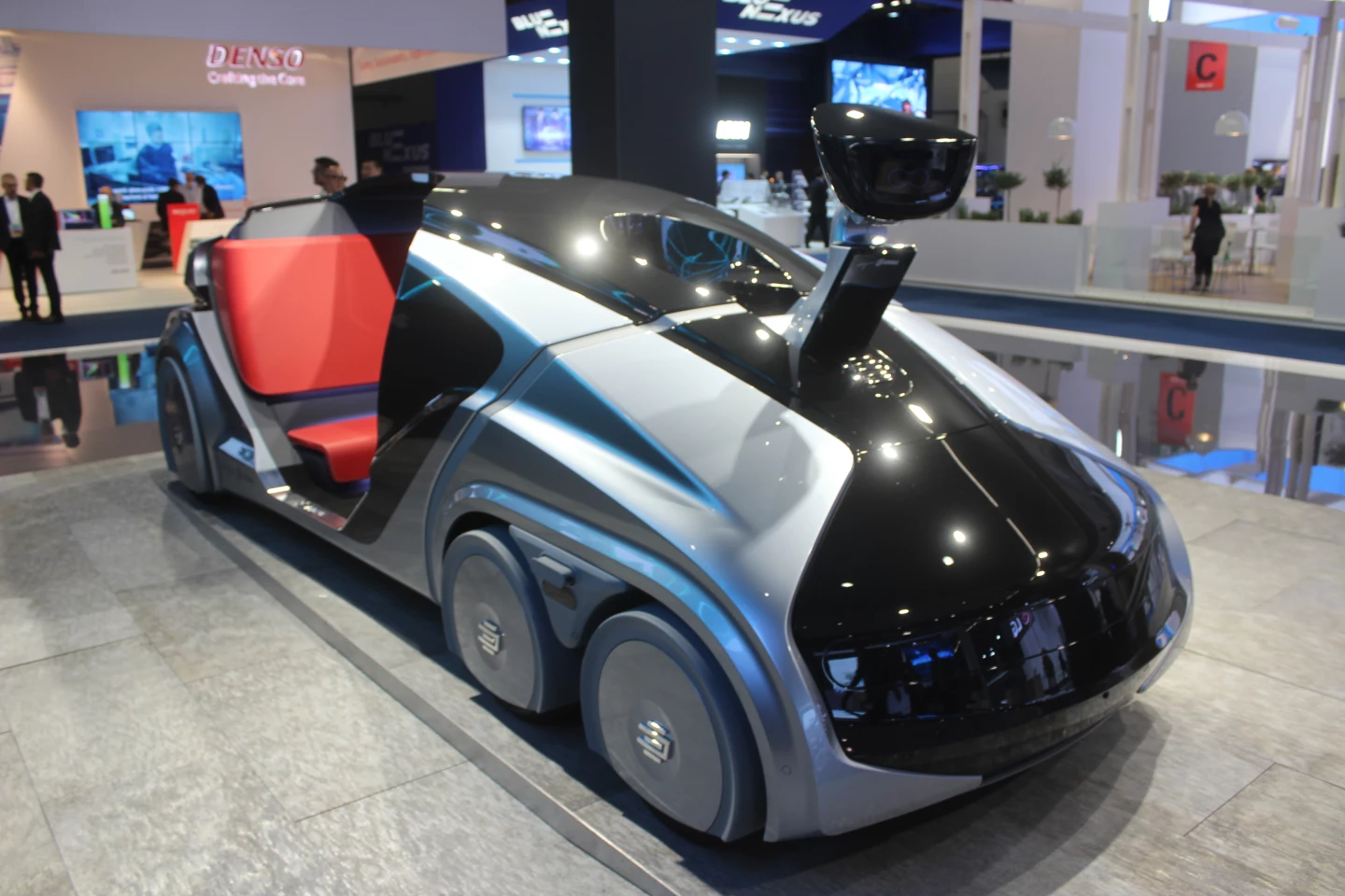 Modular EDAG robo car works and talks all day