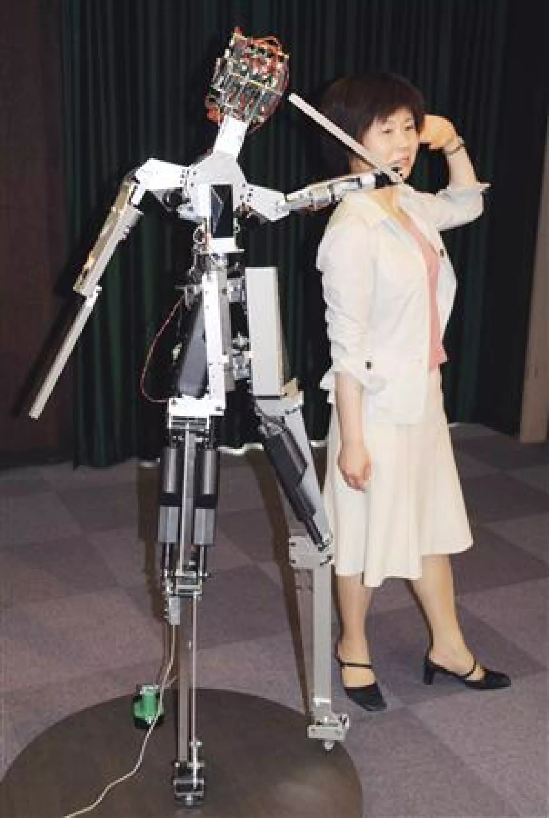 Robotic mannequins strike a pose in South Korea