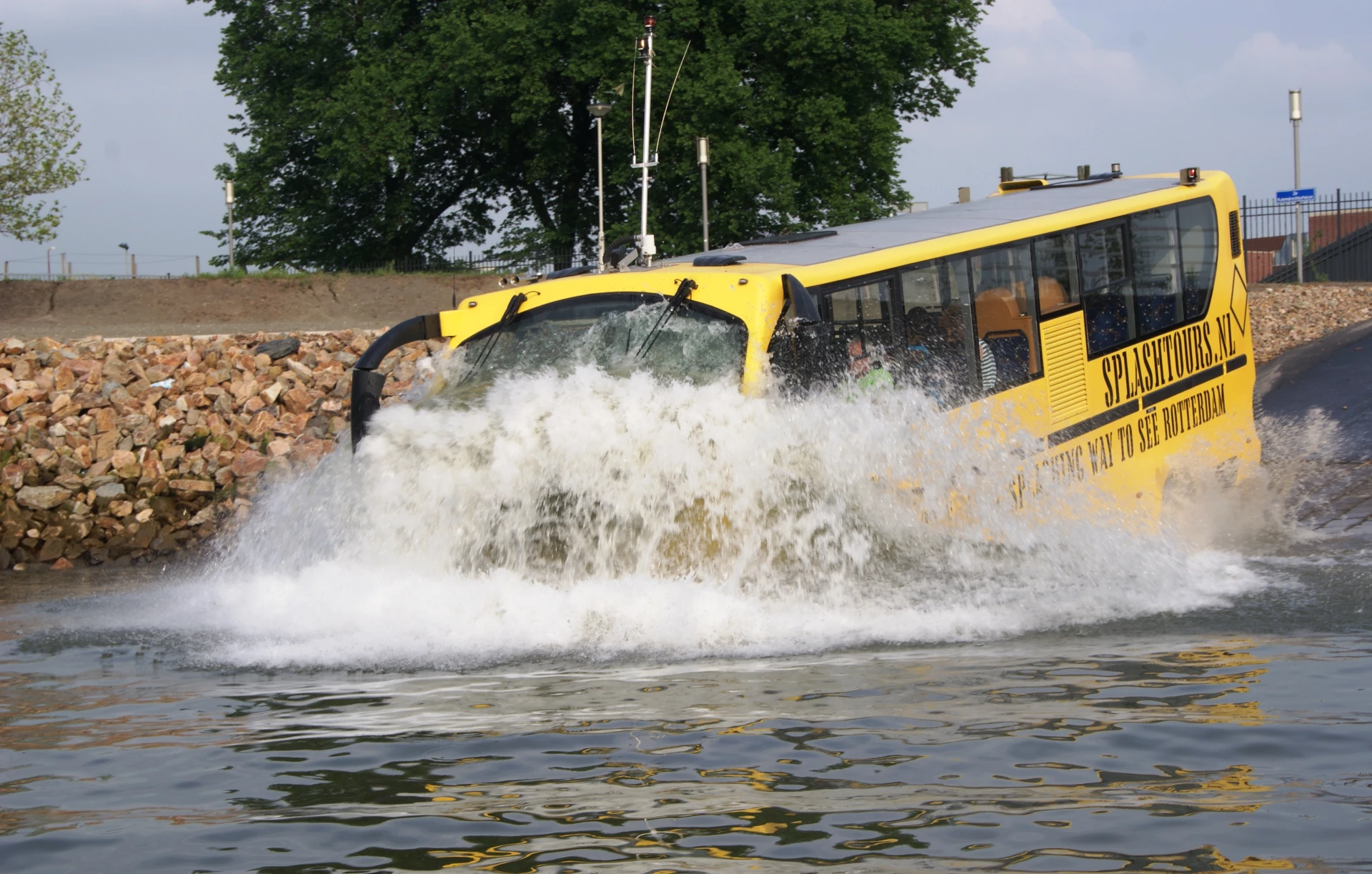 Amphicruiser: Amphibious 4WD based on Toyota Land Cruiser