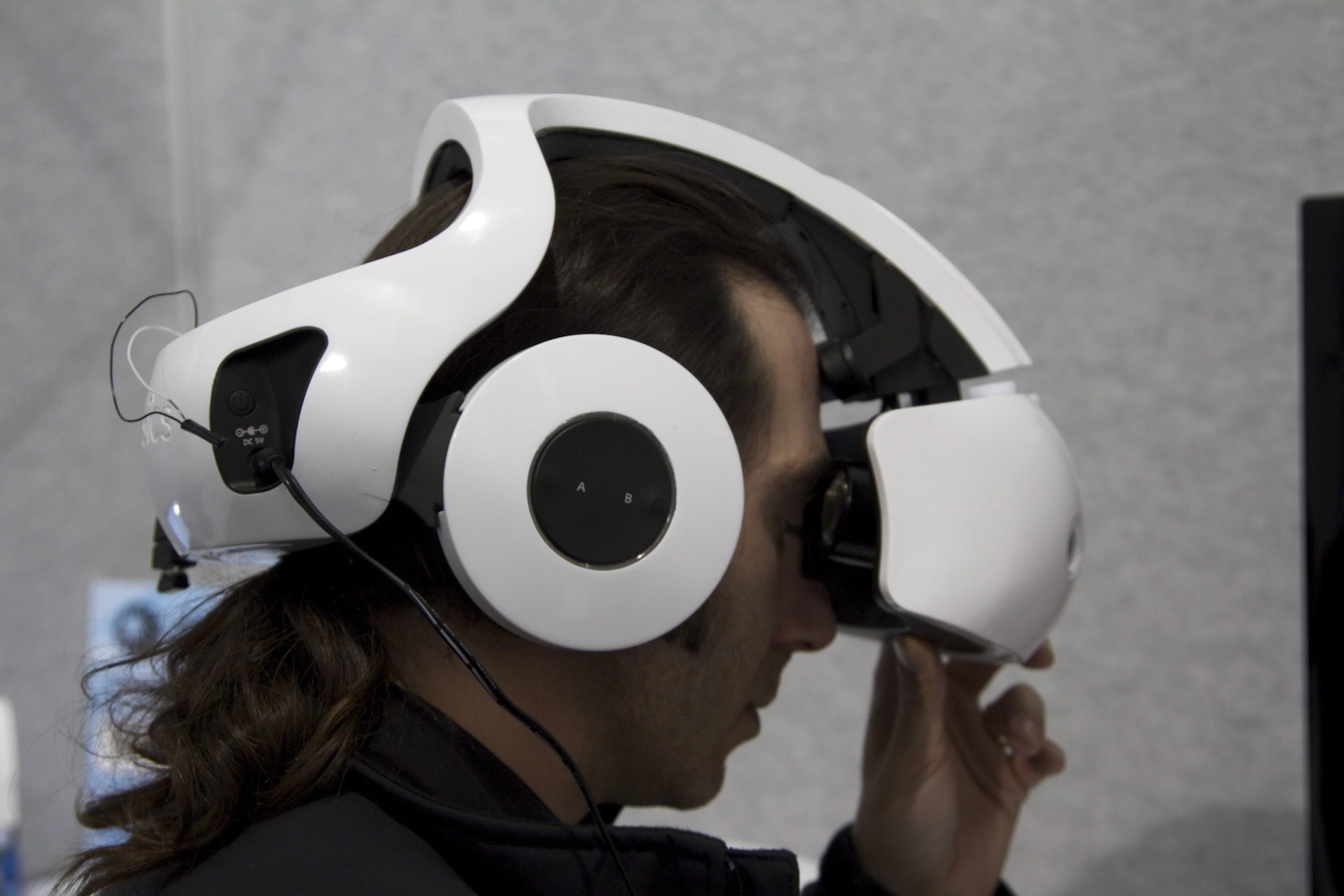 Sensics SmartGoggles - The VR headset with the works