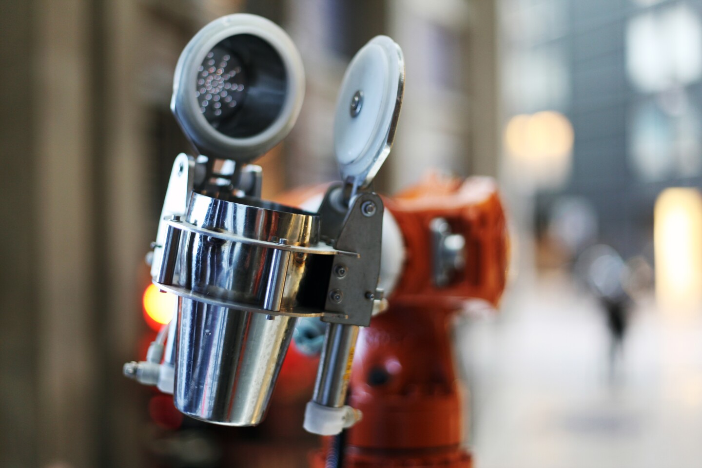 Makr Shakr: World’s first crowd-controlled robotic bar makes debut