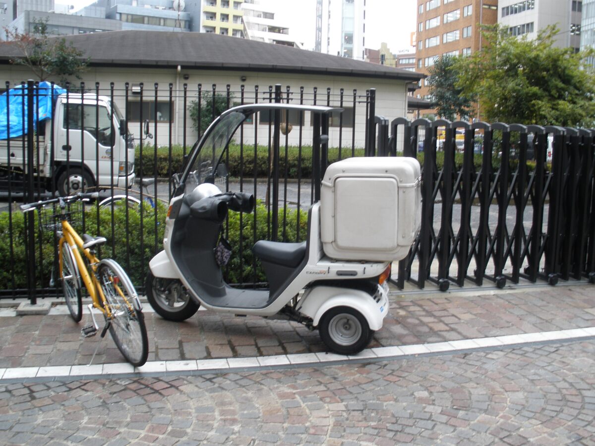 Honda’s 50cc three-wheeled Gyro cargo scooter