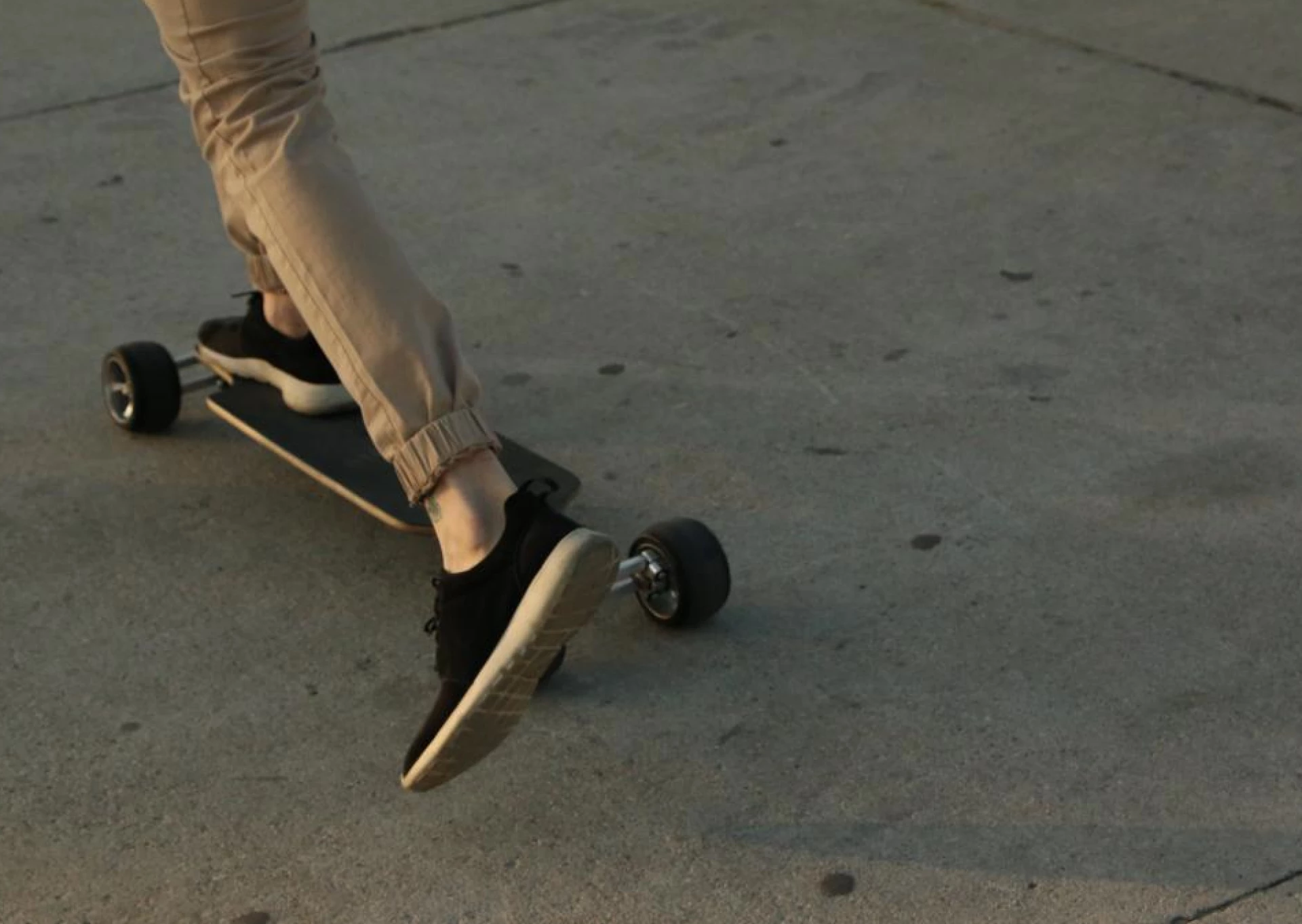 Lean Skateboard initiates sure turns with tilting, multi-link wheels