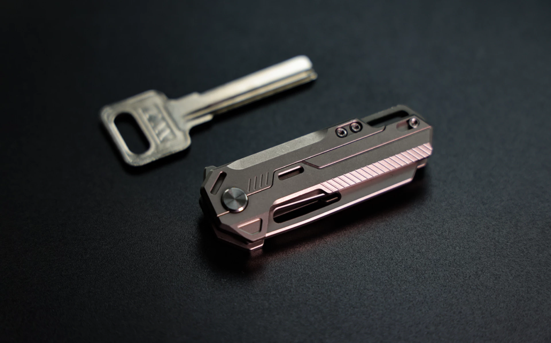 NanoMax knife hides super-sharp curved steel in sleek titanium case