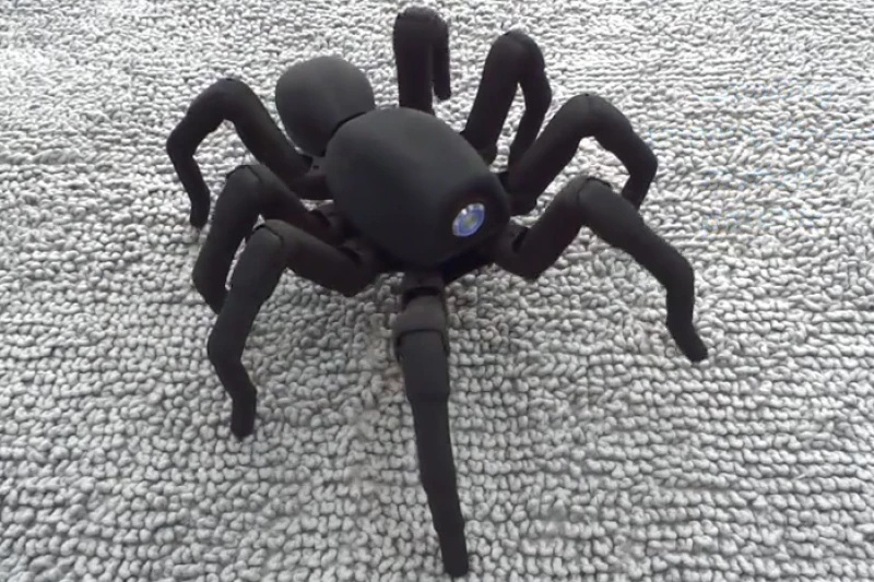 T8 robot tarantula gives everyone the willies