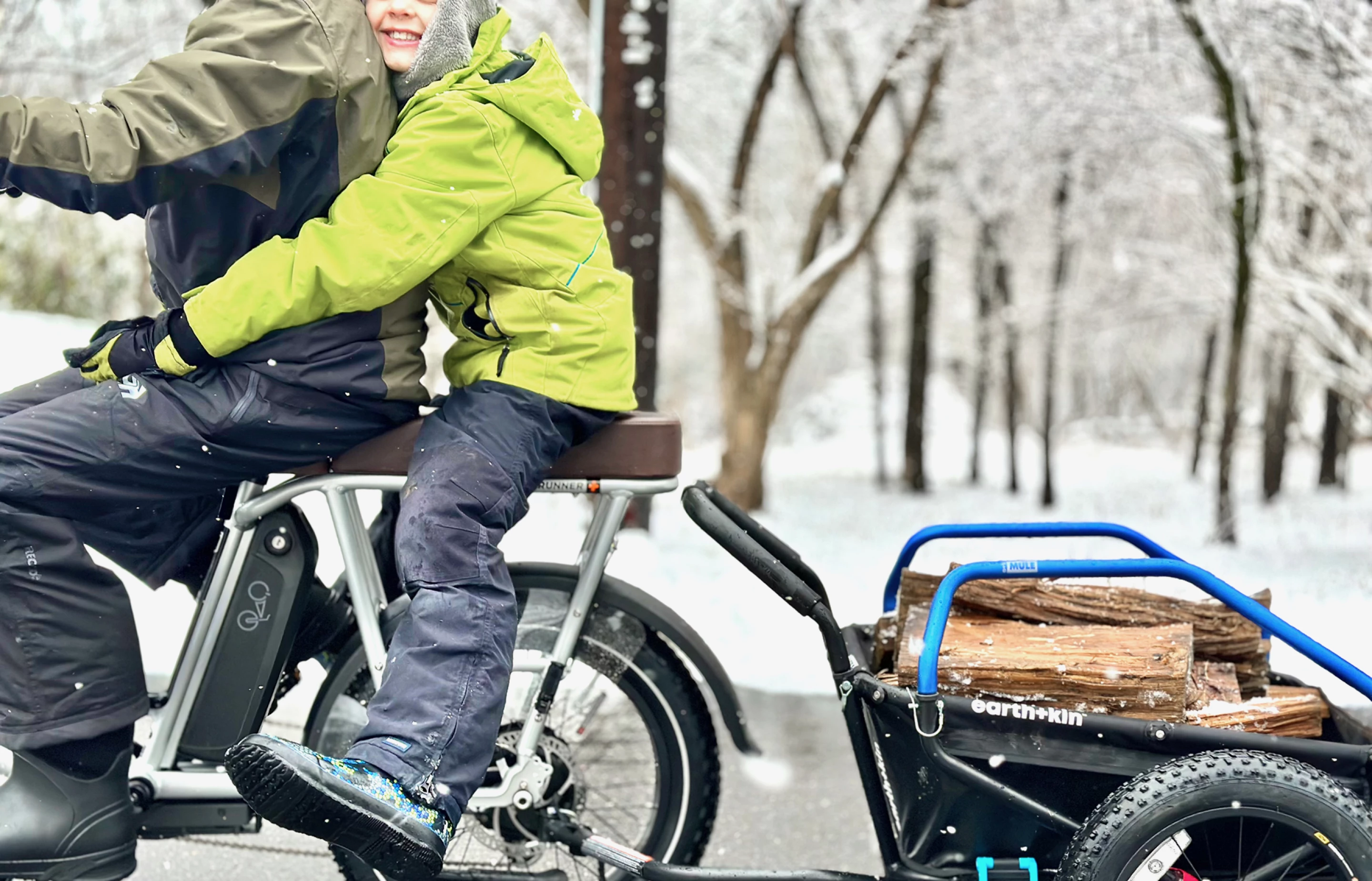 Off-road Mule wagon can be hand-pulled, bike-towed or trailer-hitched