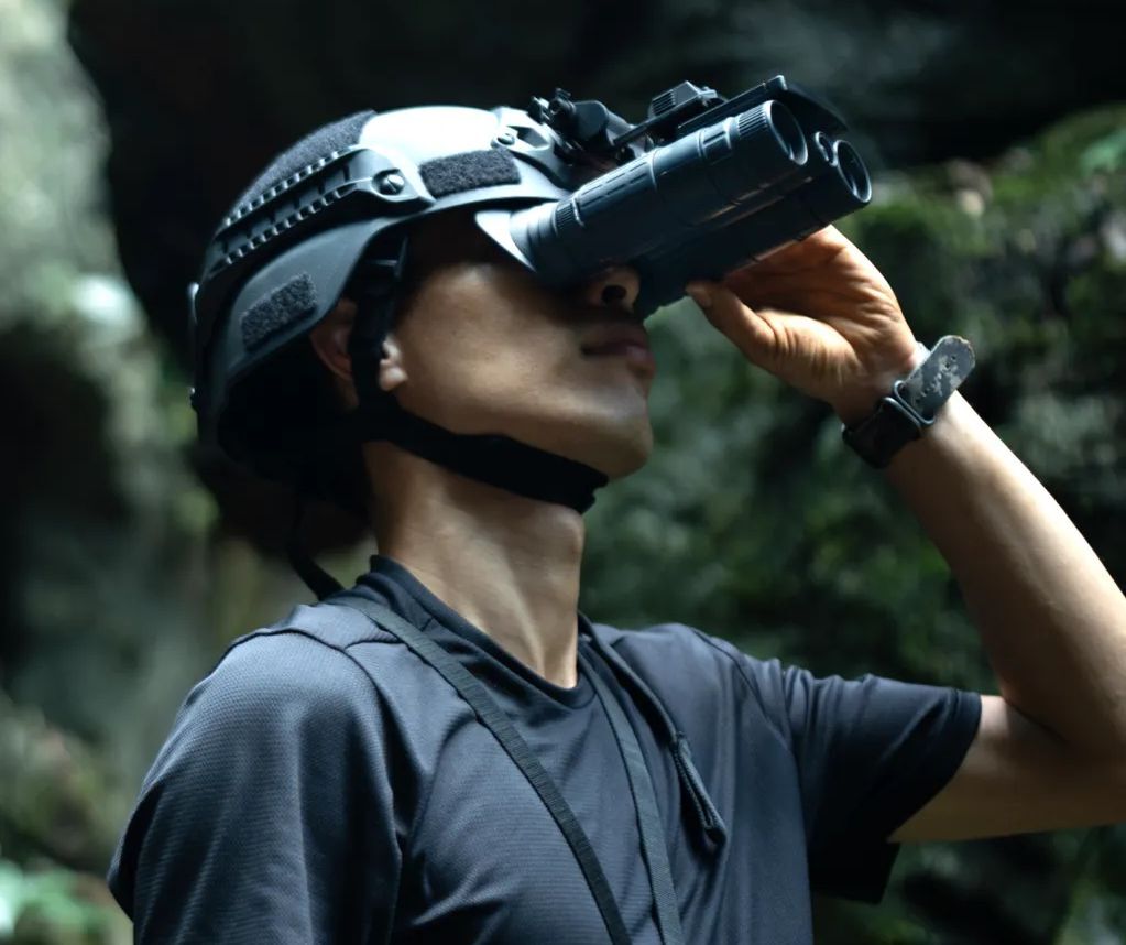 Dual-screen night-vision goggles let you choose how to view the dark