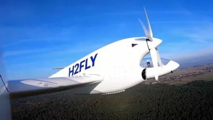 Hydrogen-electric HY4 passenger aircraft sets altitude record