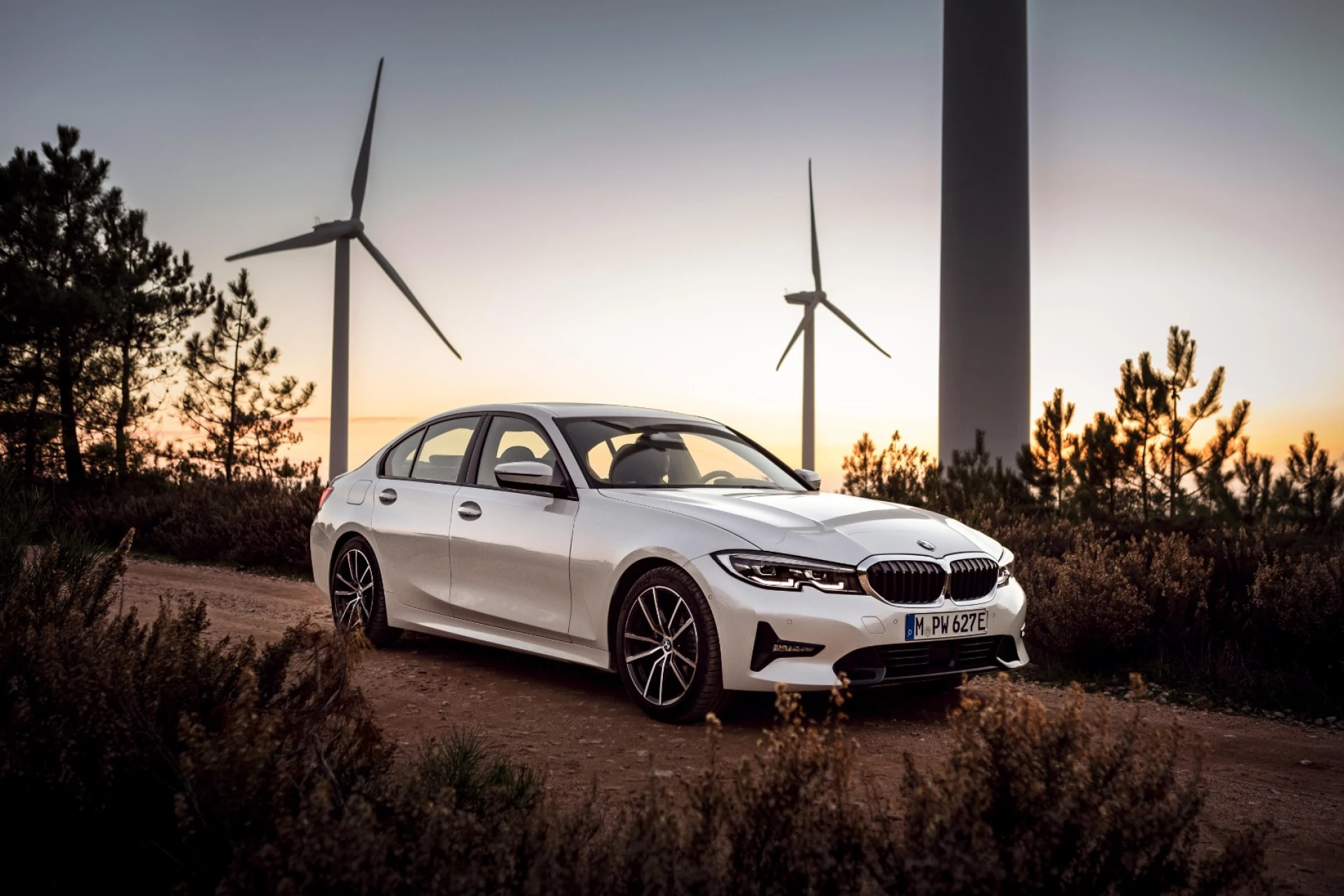 BMW adds plug-in hybrid 330e to its 3-series lineup