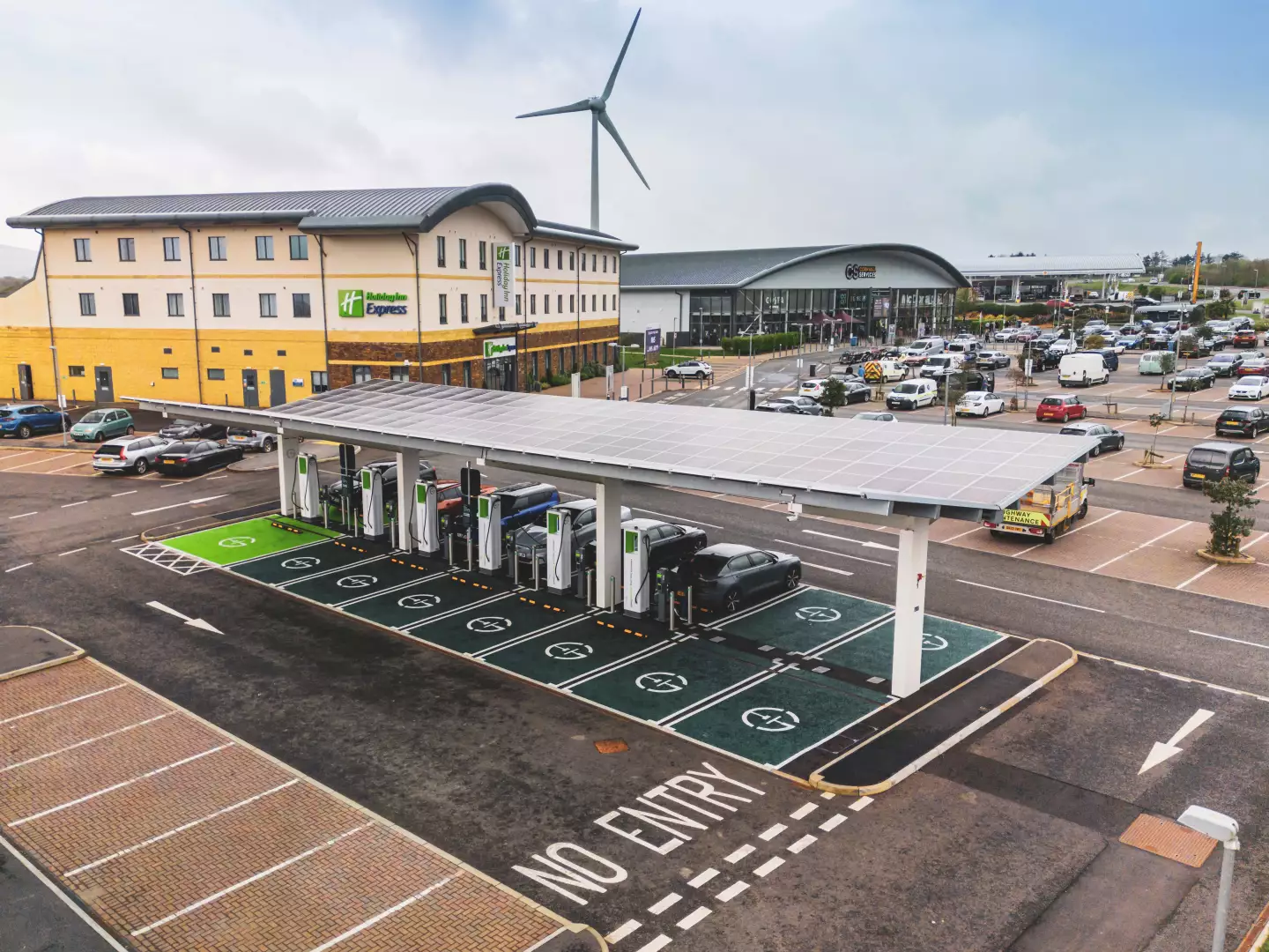 Electric Super Hub taps solar and battery power to keep EVs moving