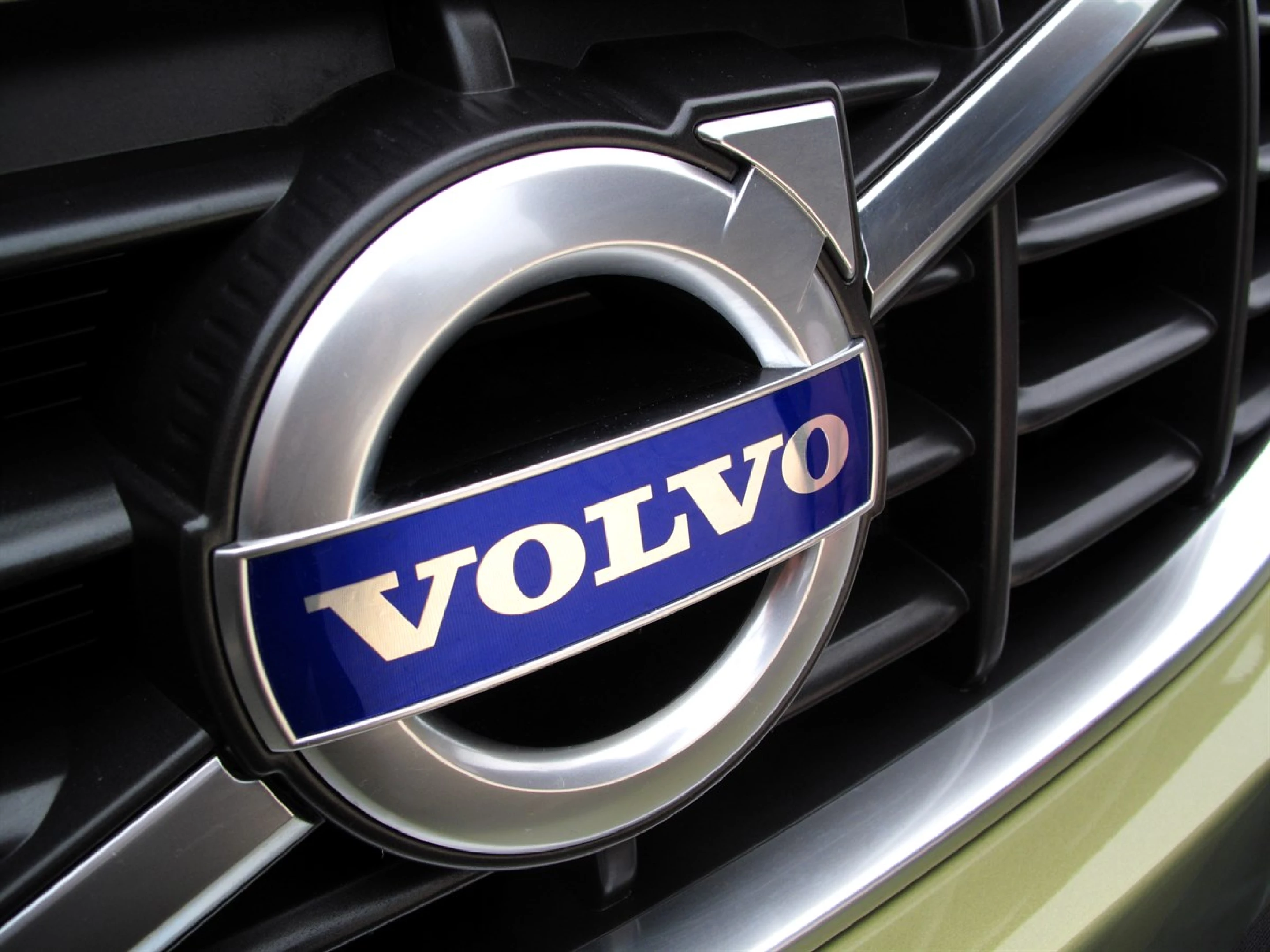 Volvo limits the speed of all its new cars to 112 mph