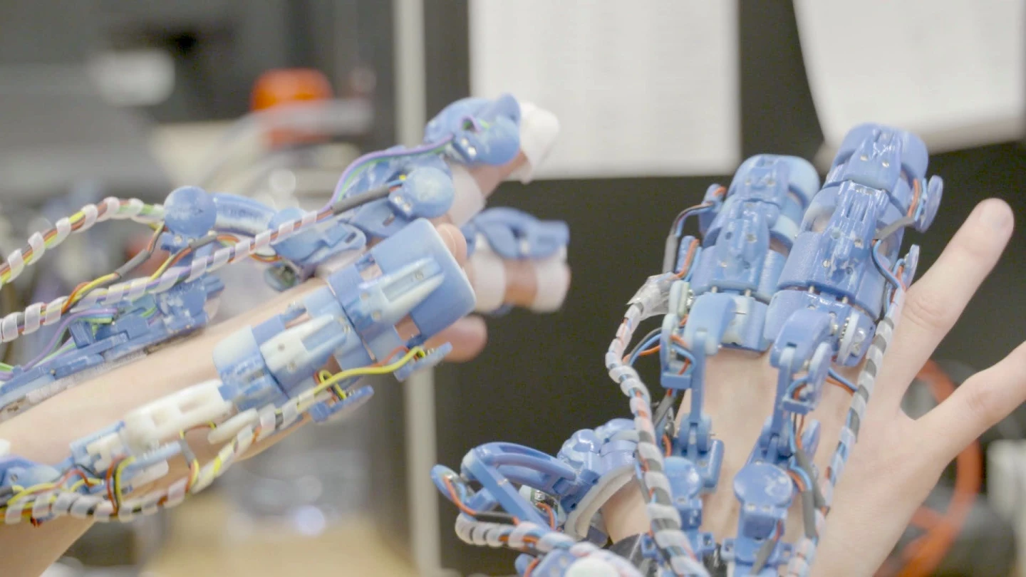 Hand-mounted exoskeleton system helps surgeons get a grip