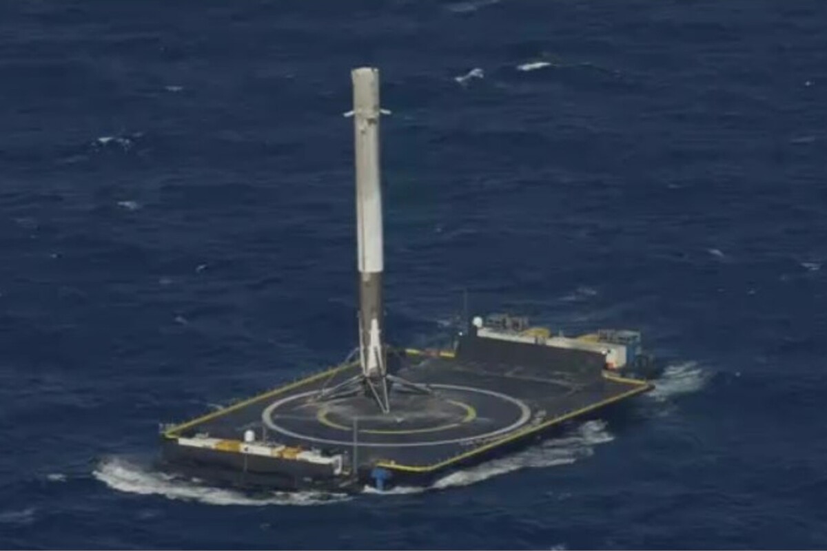 Falcon 9 nails barge landing as Dragon returns to space
