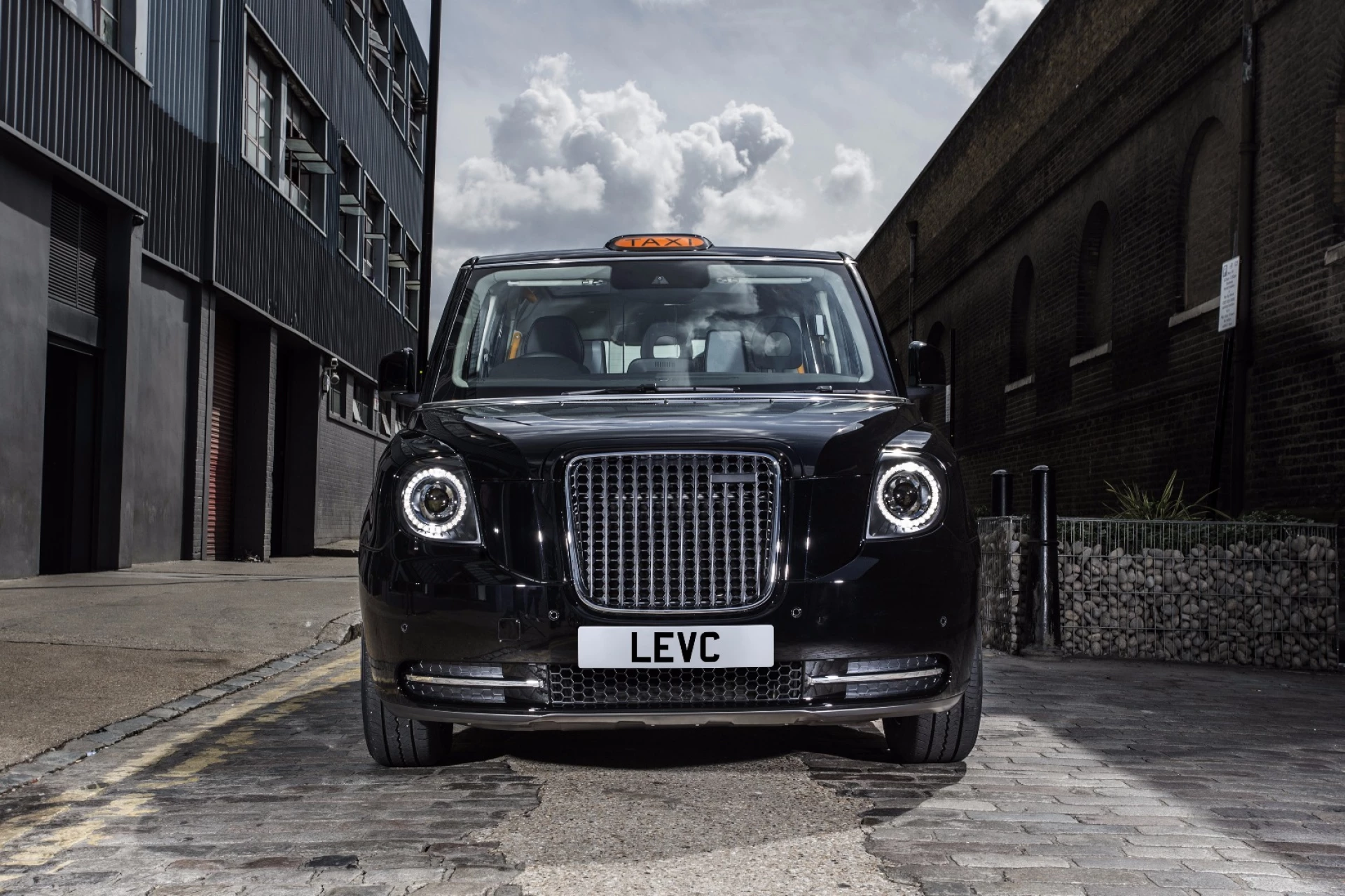 Classic London taxi evolves with hybrid range-extender TX