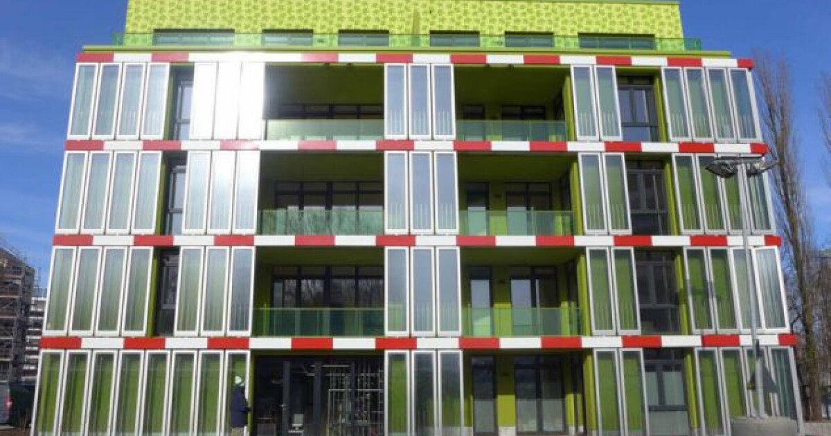 "Algae-powered" building opens in Germany