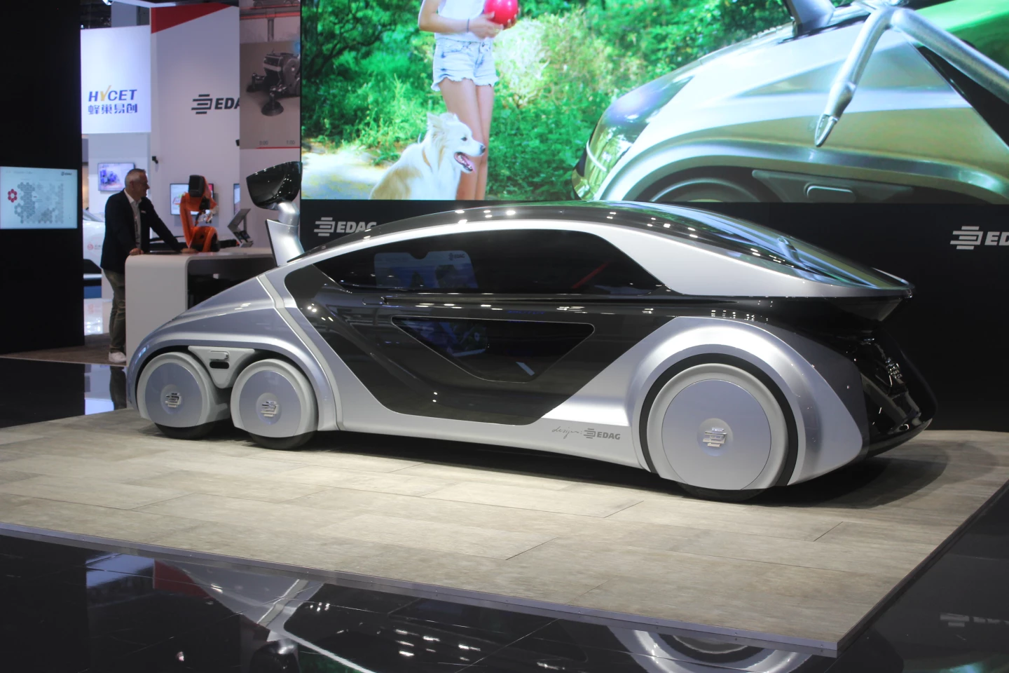 Modular EDAG robo car works and talks all day
