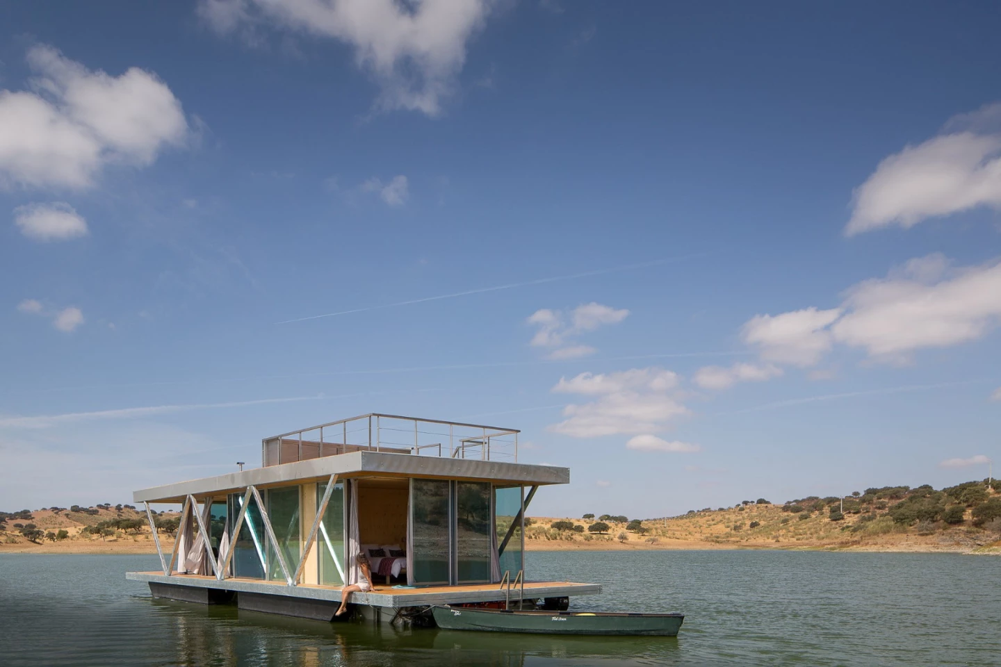 Floatwing: a holiday home for drifters