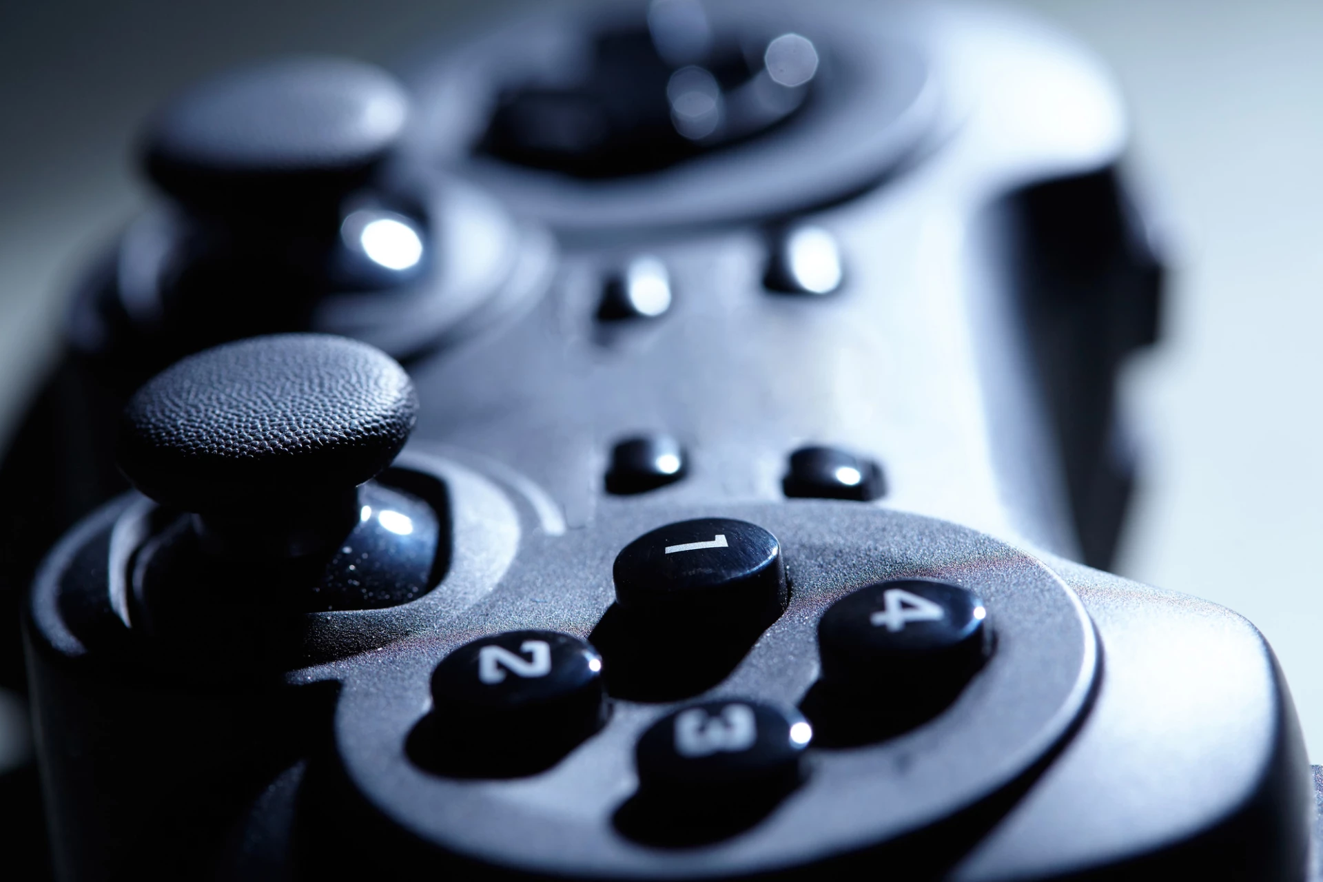 "World's smallest video game:" Nanoscale virtual ship moves real objects
