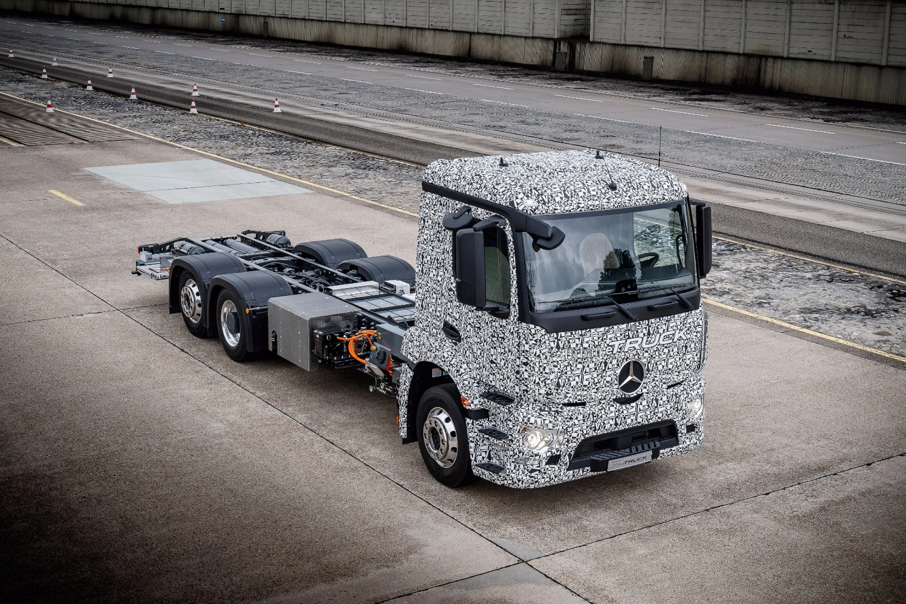 Mercedes delivers Urban eTruck for heavy duty electric trucking