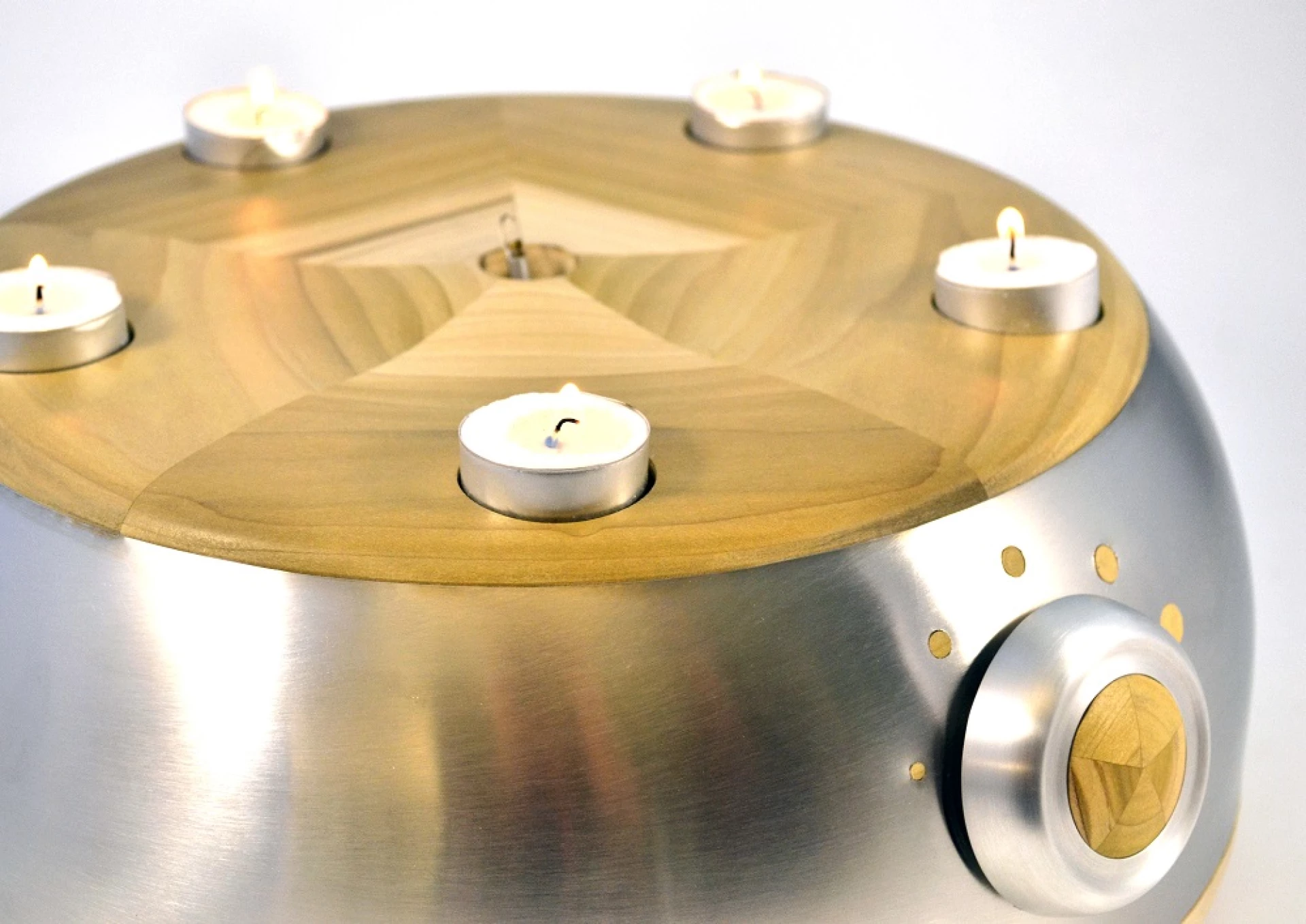 Switch Candle: A self-lighting tealight lamp