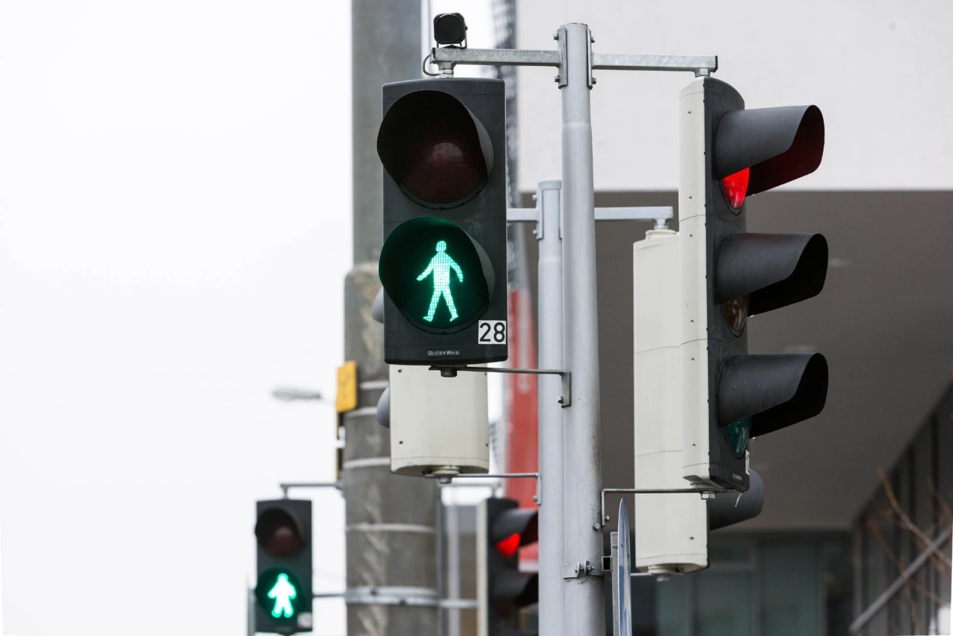 Smart pedestrian crossing system forgoes buttons for cameras