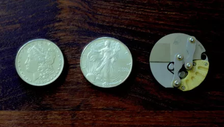 Coin-shaped pocket knife snaps into action