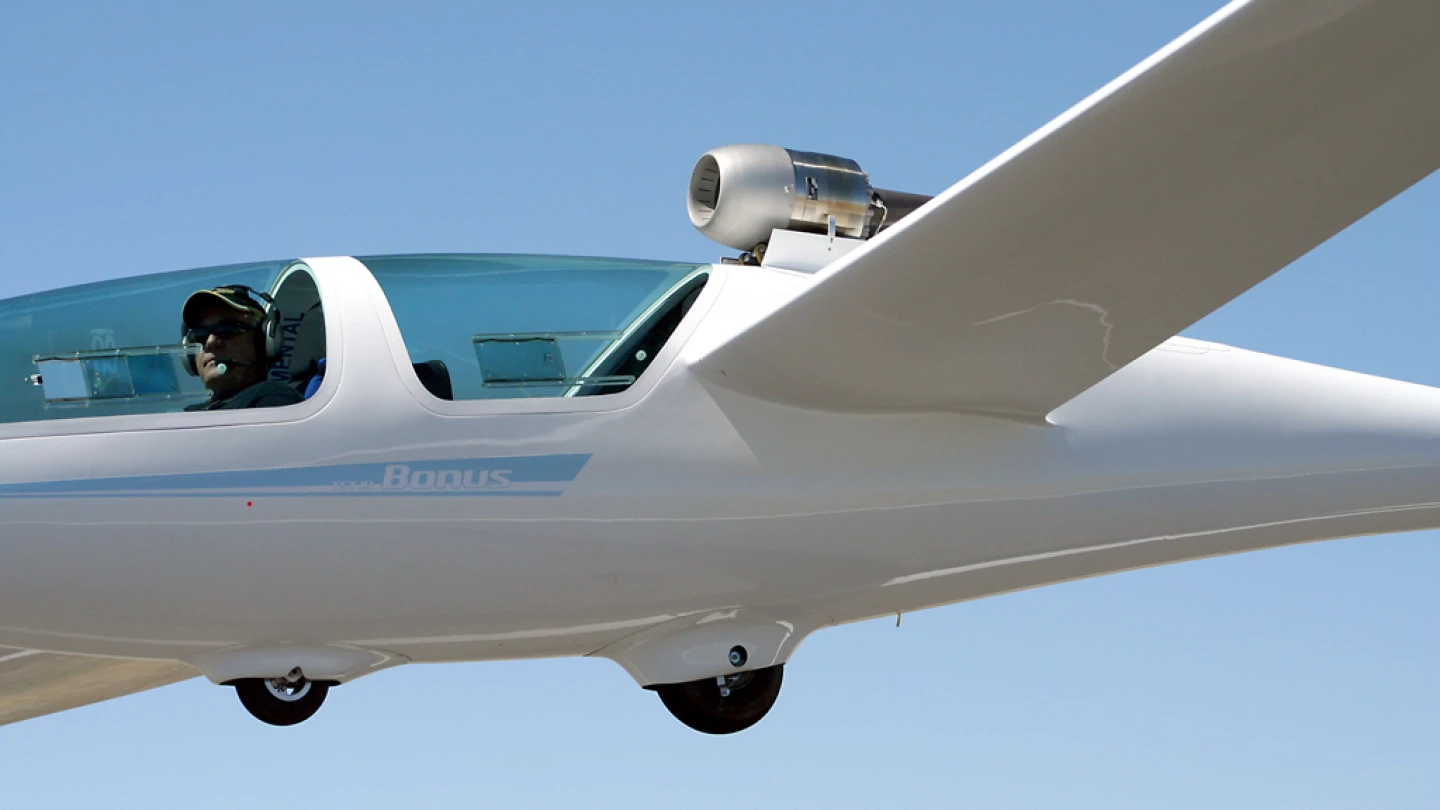 Self launching glider packs a retractable jet engine