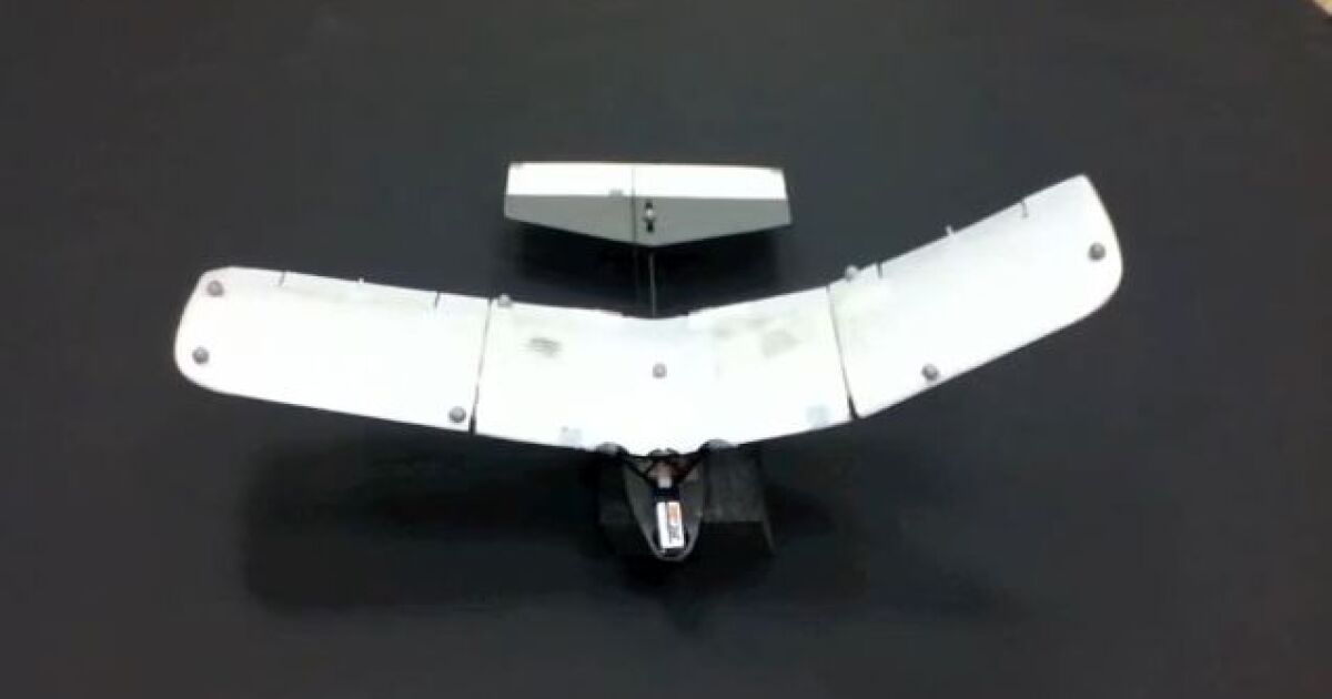 Bird-like autonomous gliding robot can land on a human hand