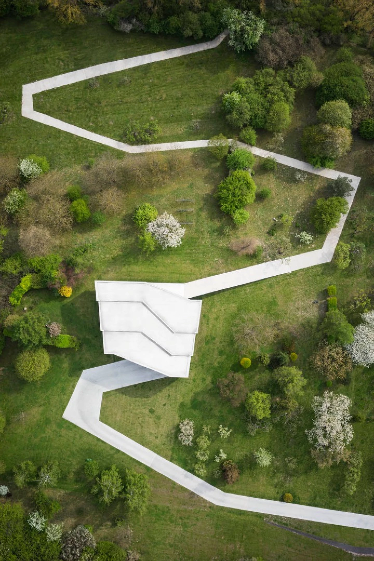 Remarkable By The Way House wraps its residents in a looping driveway