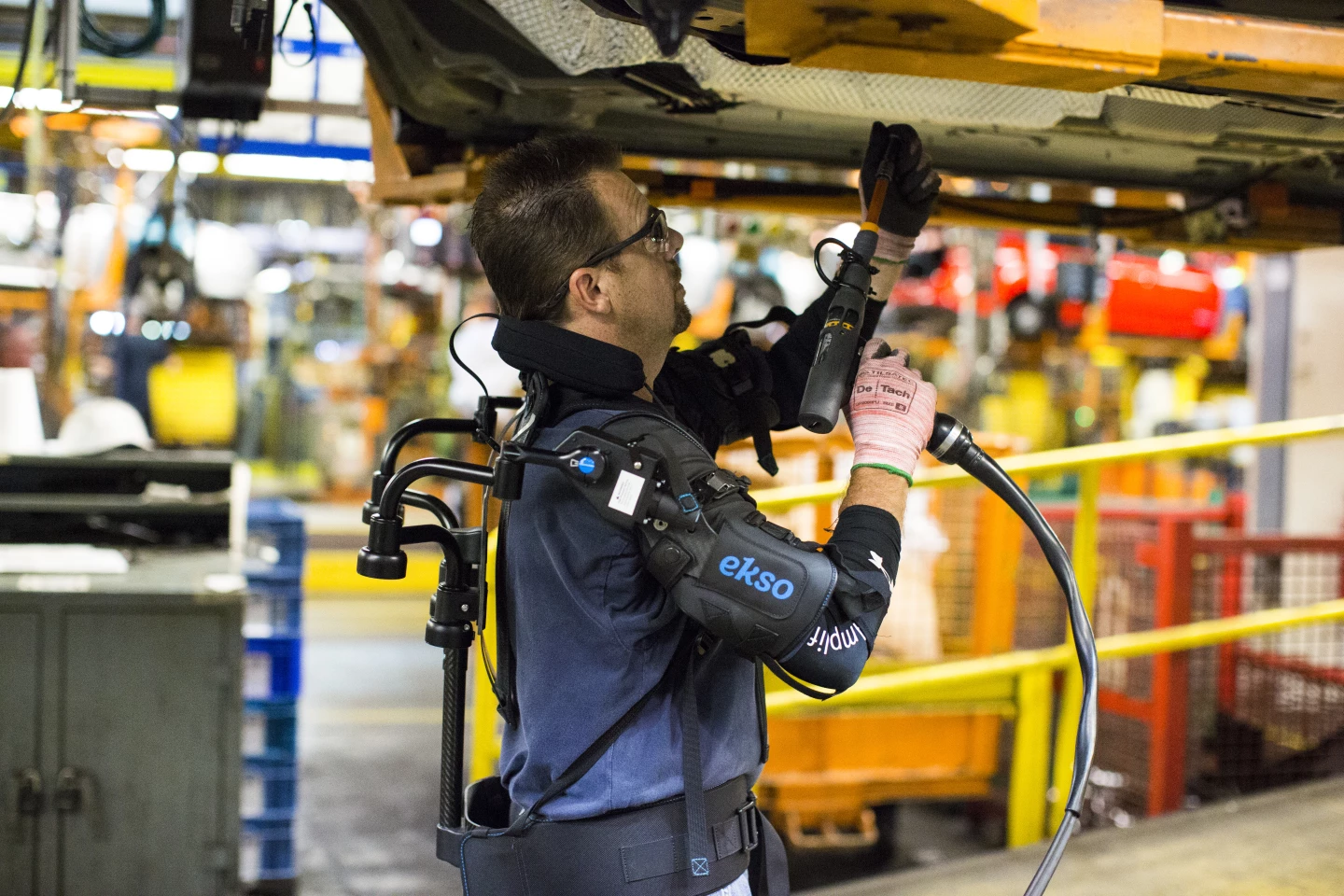 Exoskeleton helps Ford workers reach up