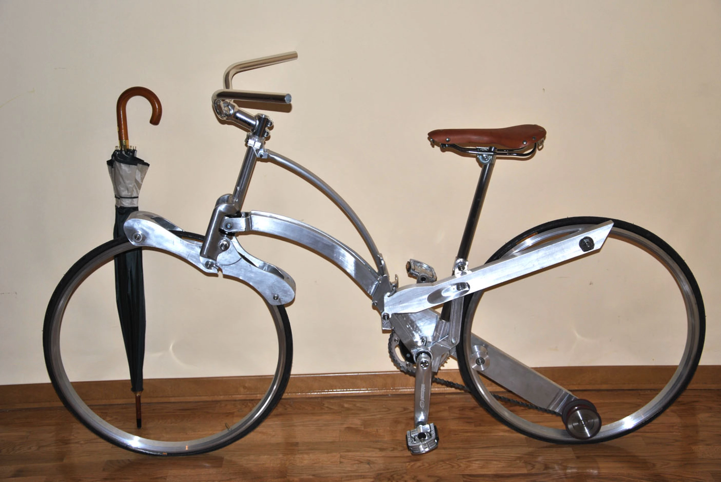 Sada hubless bike folds down to the size of an umbrella