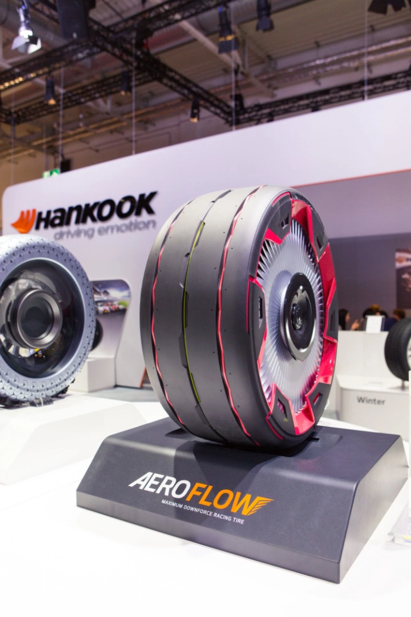 Hankook rolls out Hexonic and Aeroflex concept tires at Essen