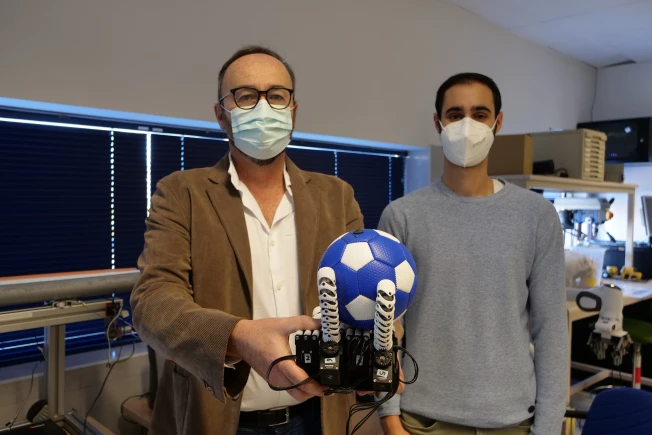 Unique robotic hand can rotate objects without releasing its grasp