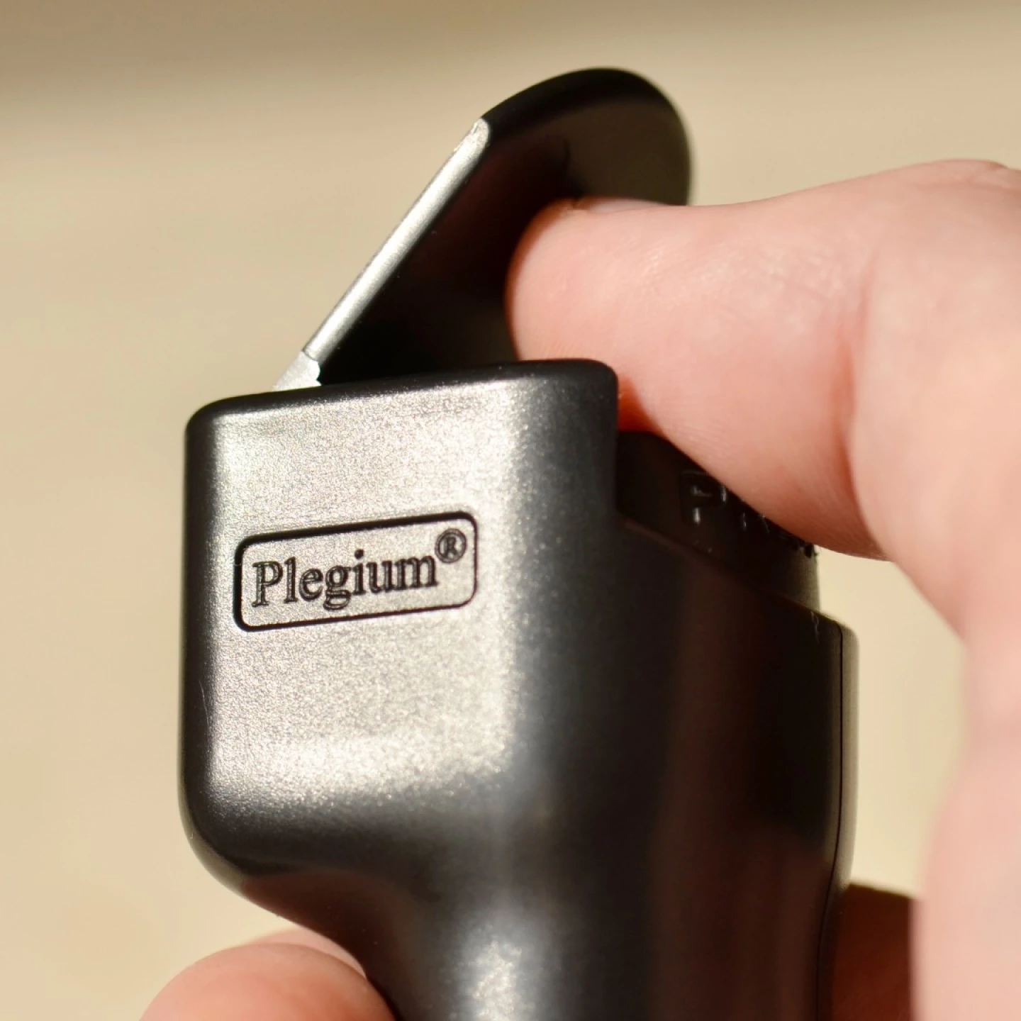 Smart Pepper Spray calls for help while the perp's eyes burn