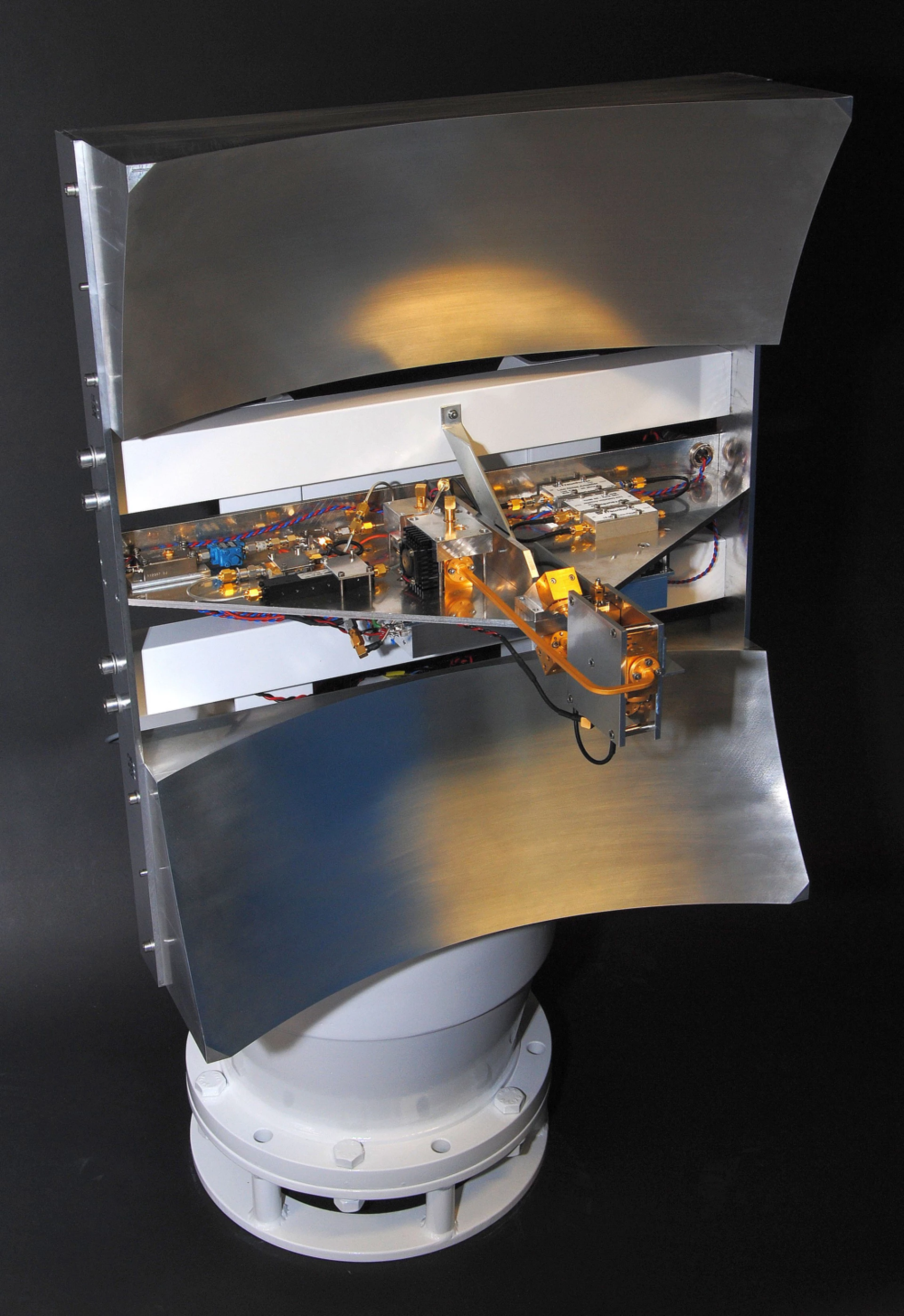 Photo/radar sensors detect debris on airport runways