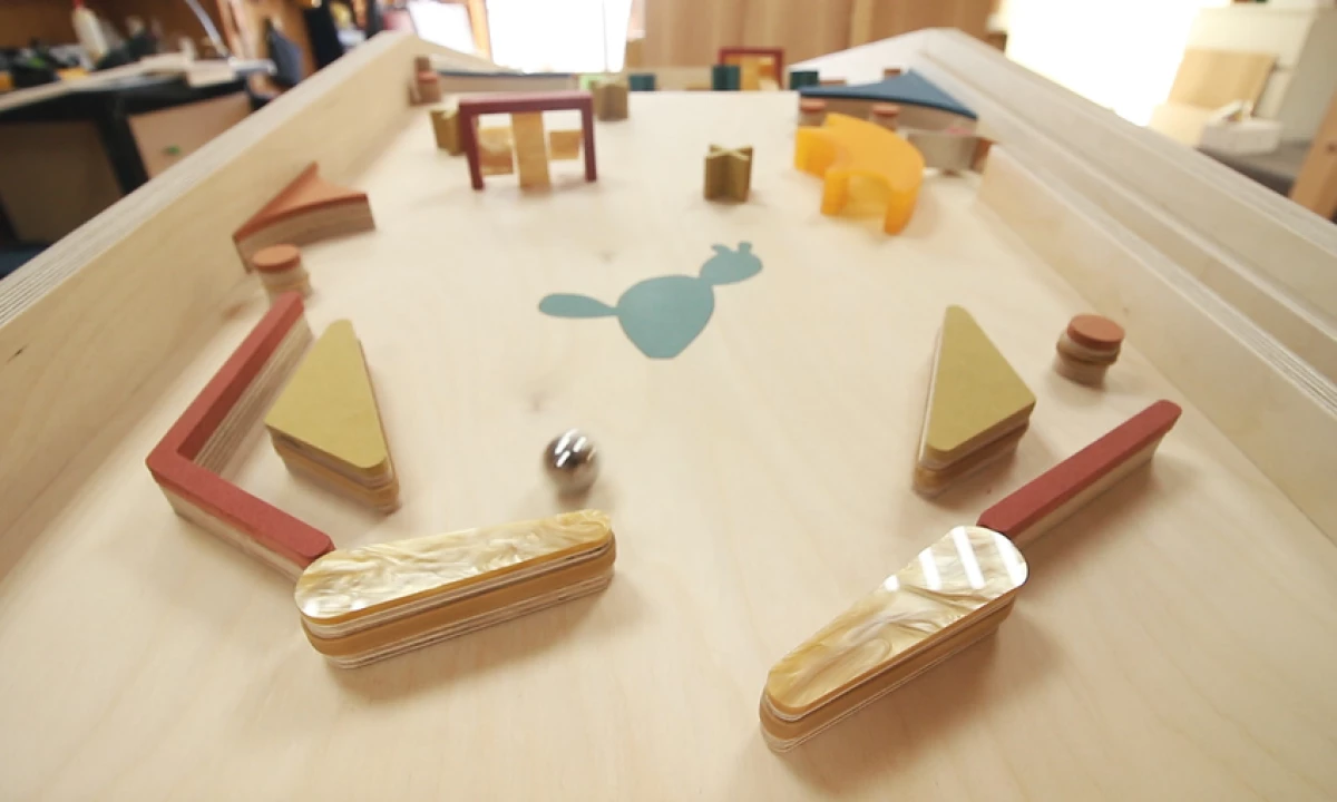 Maker creates DIY pinball machine built for two