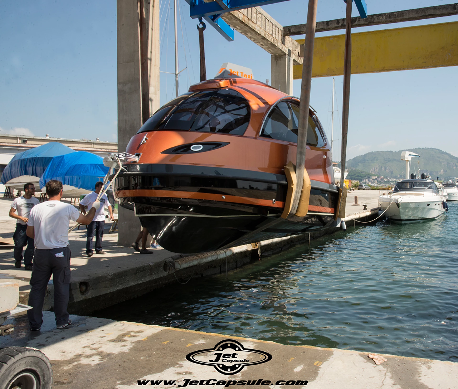 Jet Capsule's Reptile flies on the sea at 50 knots