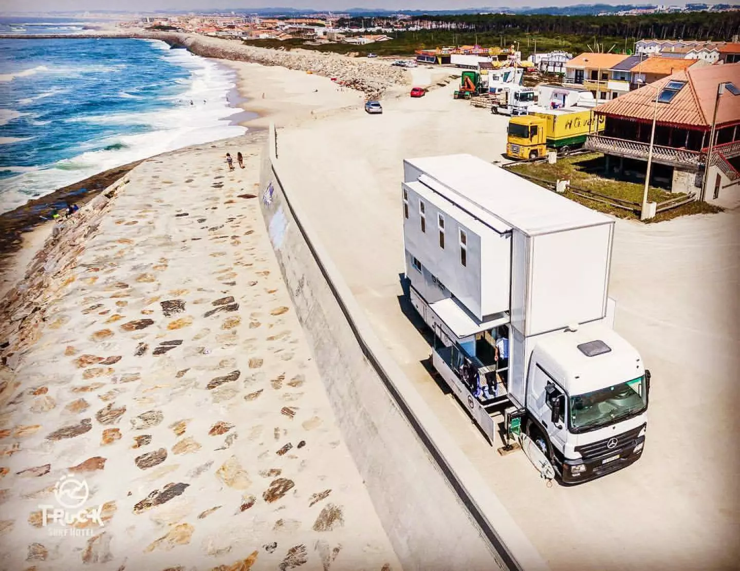 Double-decker motorhome hotel chases surf and sleeps you next to the beach