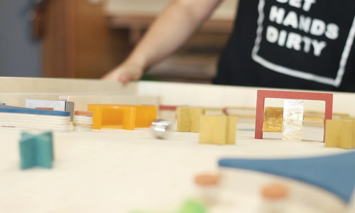 Maker creates DIY pinball machine built for two