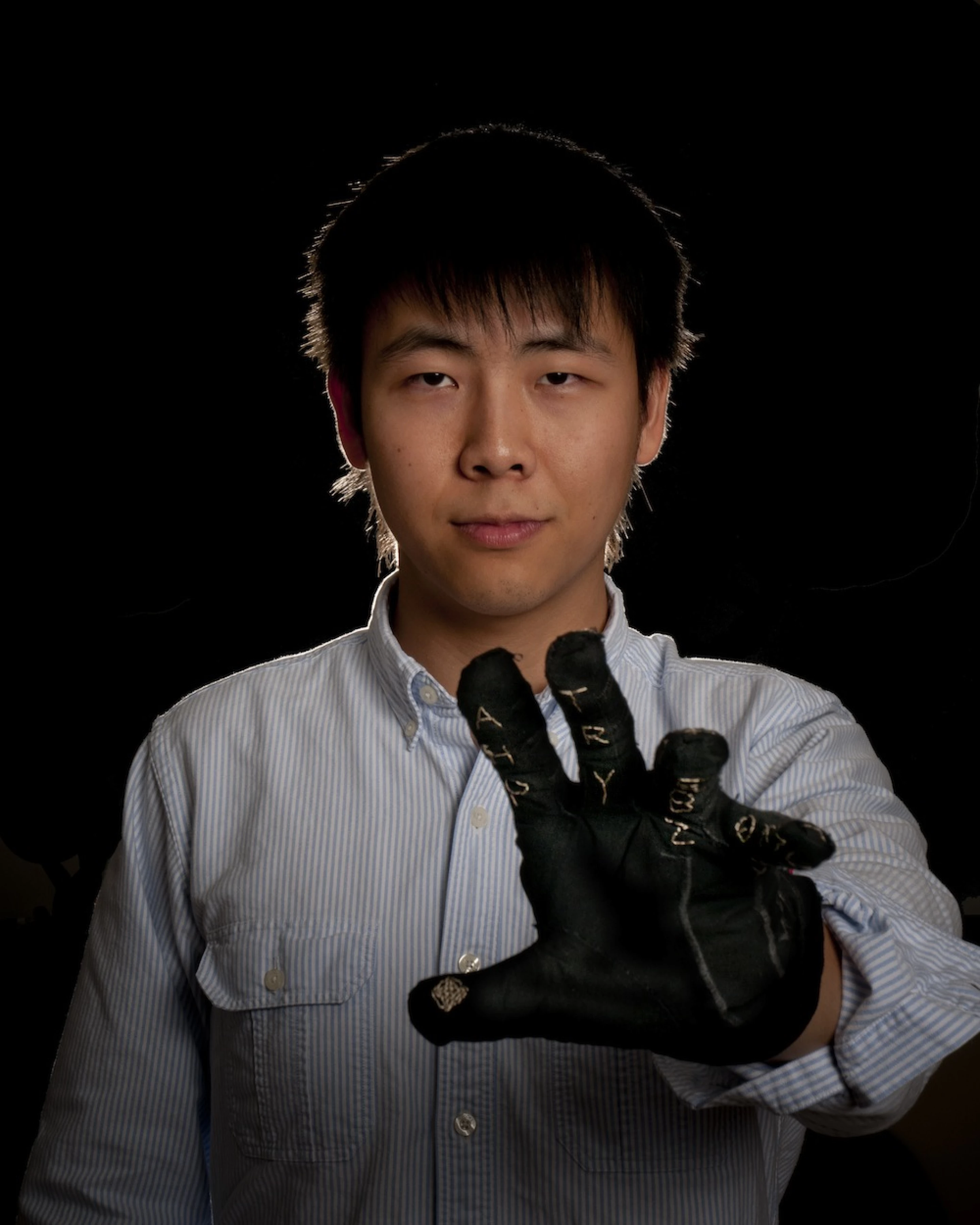 Gauntlet Keyboard glove puts a keyboard on your hand